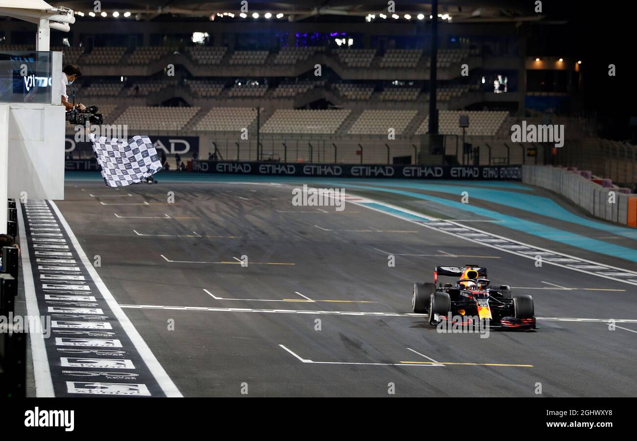 Action finish chequered flag f1 hi-res stock photography and images - Alamy