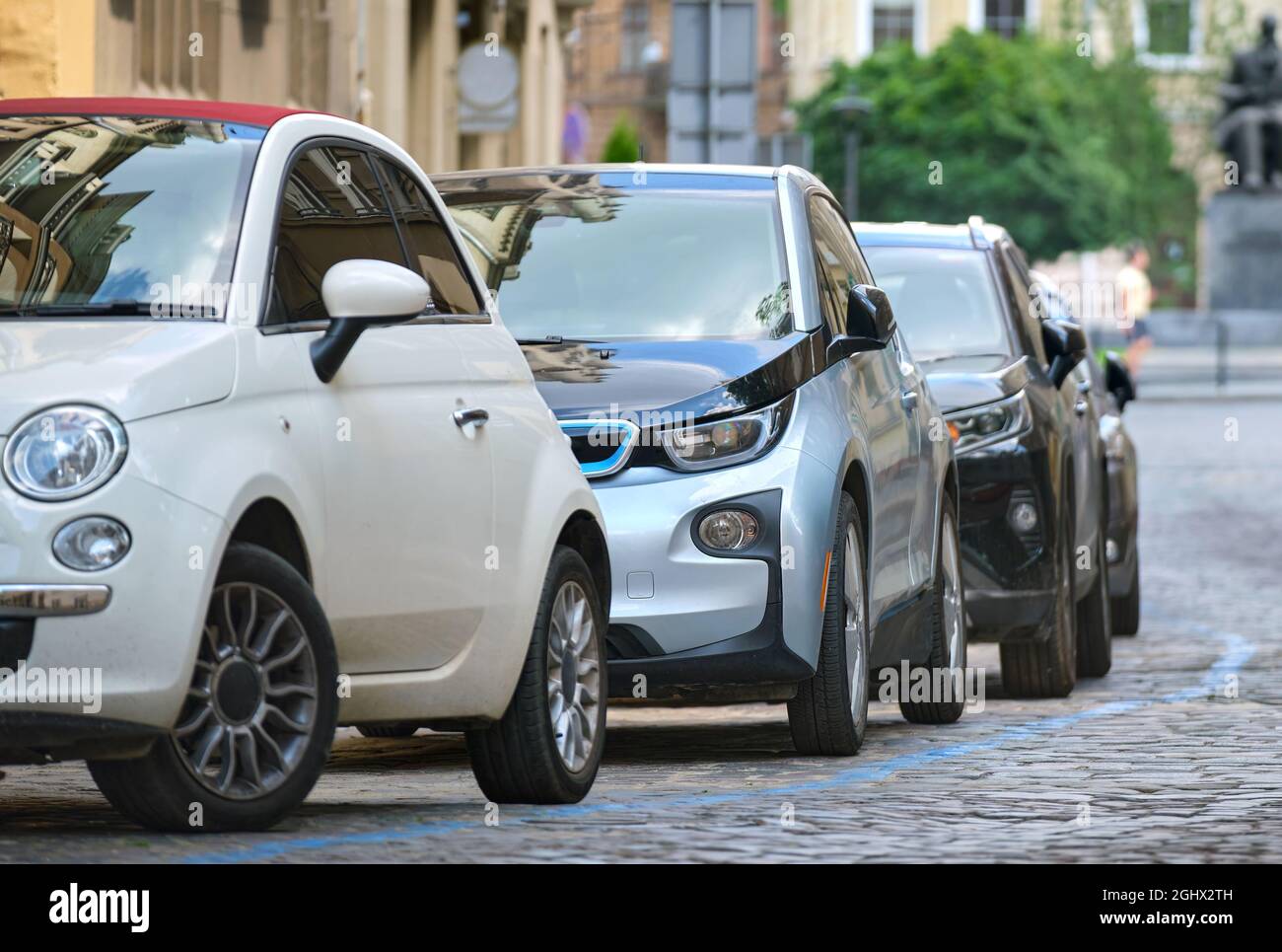 City traffic with cars parked in line on street side Stock Photo - Alamy
