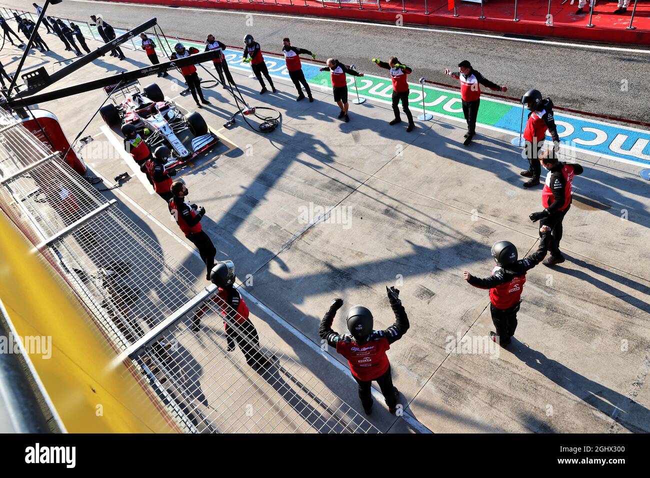 Alfa romeo racing mechanics hi-res stock photography and images - Alamy
