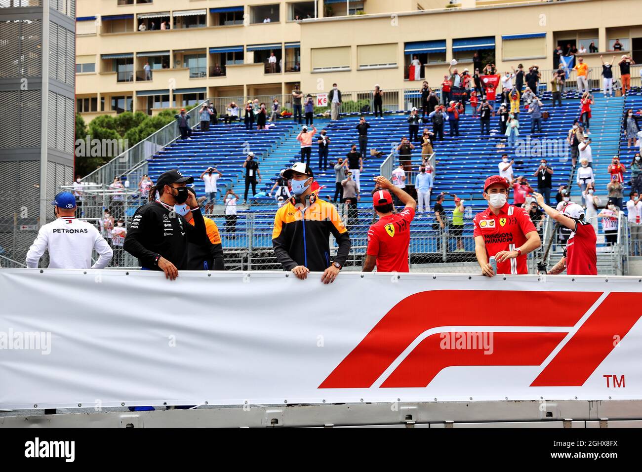 (L to R): Lewis Hamilton (GBR) Mercedes AMG F1; Daniel Ricciardo (AUS ...