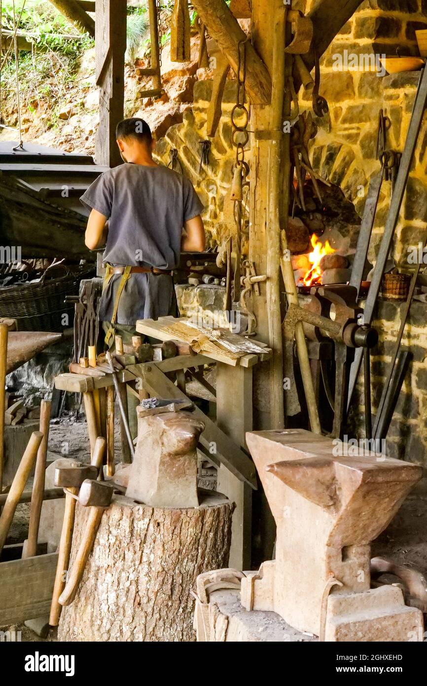 Vieux forgeron hi-res stock photography and images - Alamy