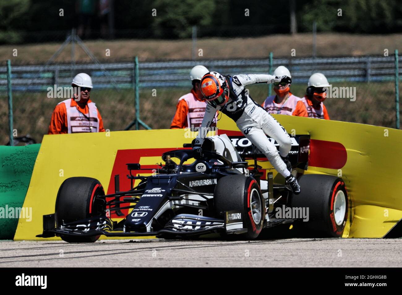 Yuki Tsunoda (JPN) AlphaTauri AT02 crashed in the first practice ...