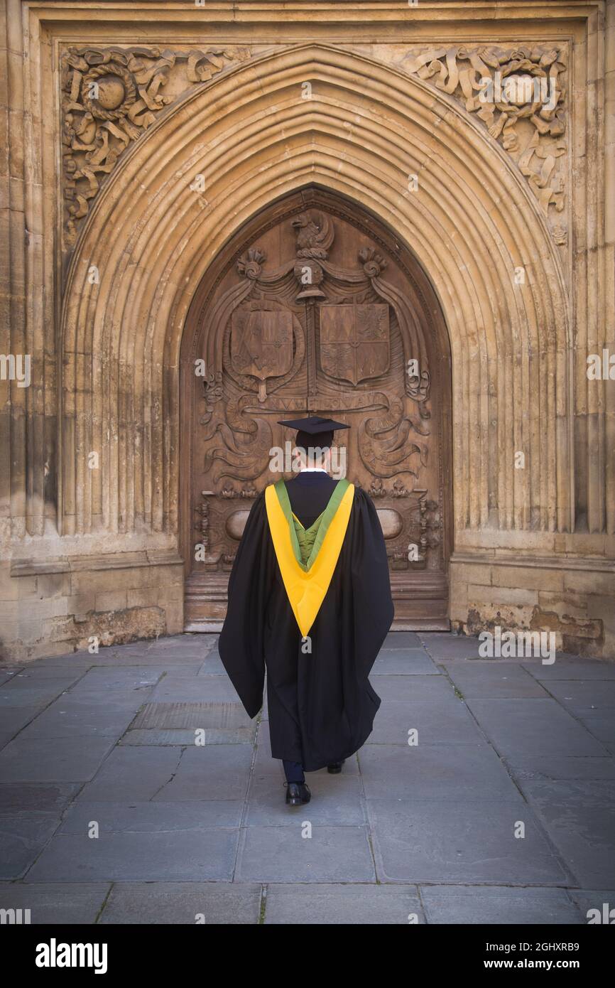 Graduation robes hi-res stock photography and images - Alamy