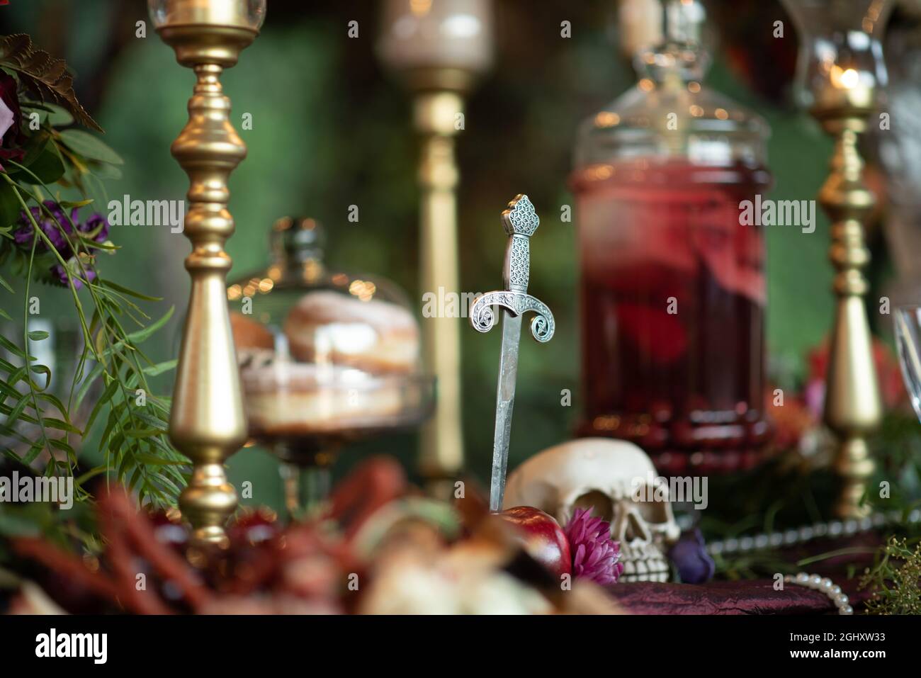 Skull and dagger hi-res stock photography and images - Alamy