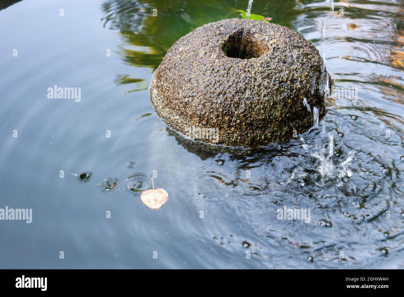 Circular pond with fountain hi-res stock photography and images - Alamy