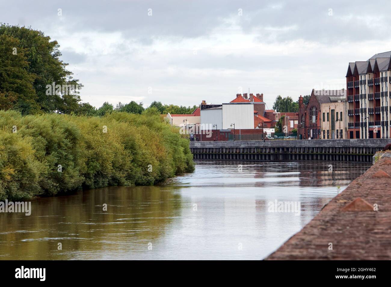 The Trent Aegir - an undular type of tidal bore - in Gainsborough in ...