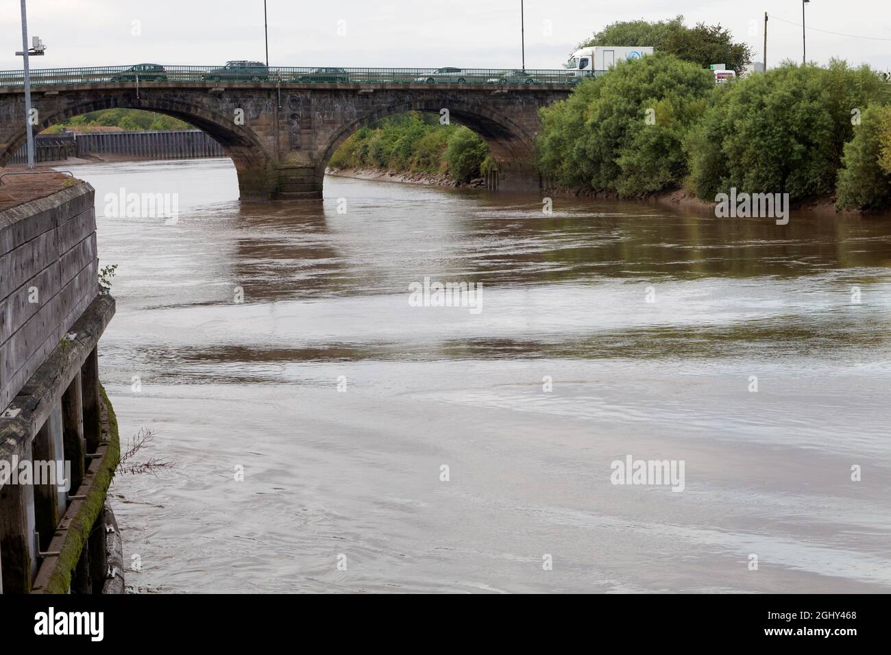 The Trent Aegir - an undular type of tidal bore - in Gainsborough in ...