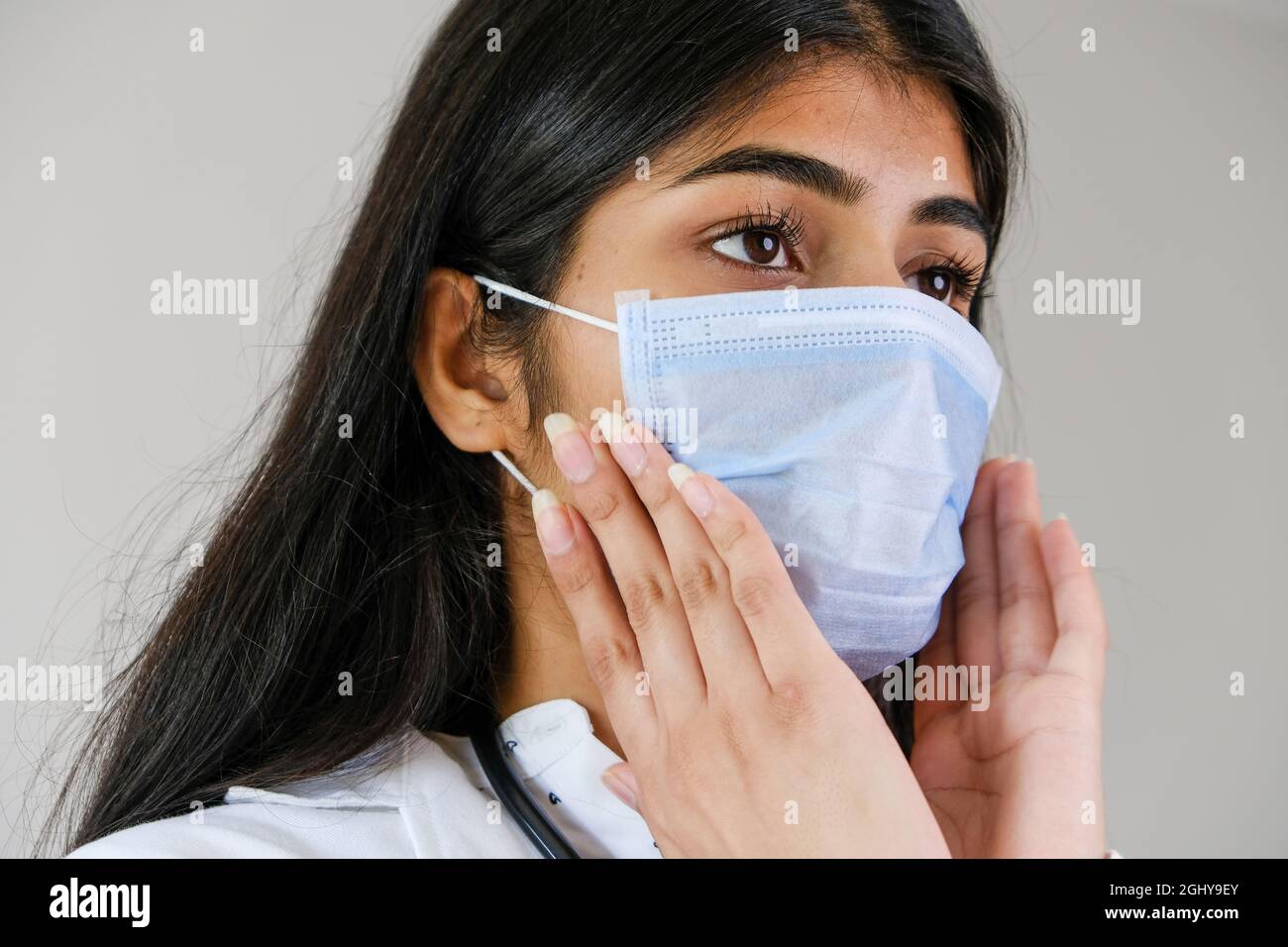 Young Indian girl wearing a protective face mask Stock Photo - Alamy