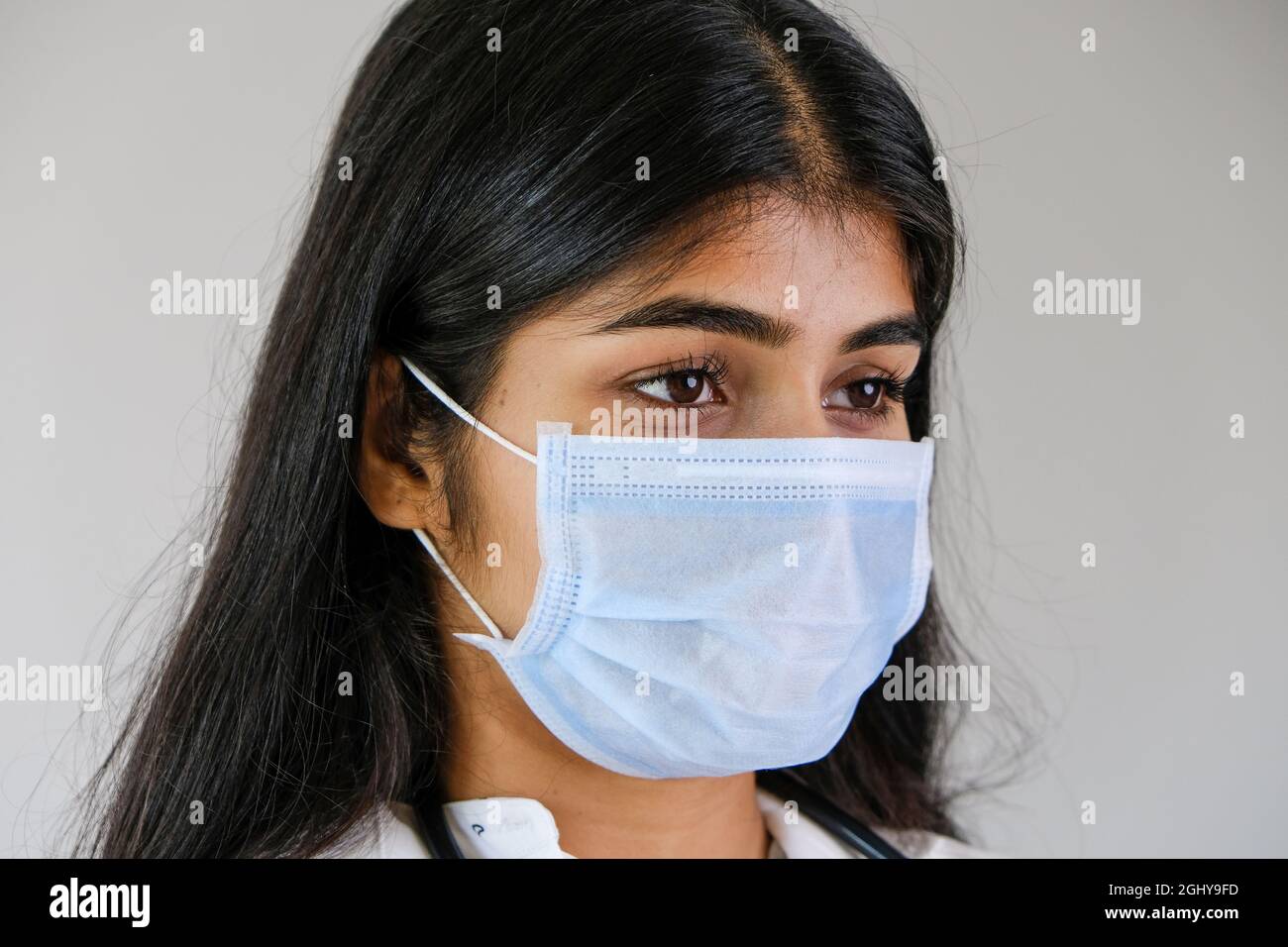 Young Indian girl wearing a protective face mask Stock Photo - Alamy