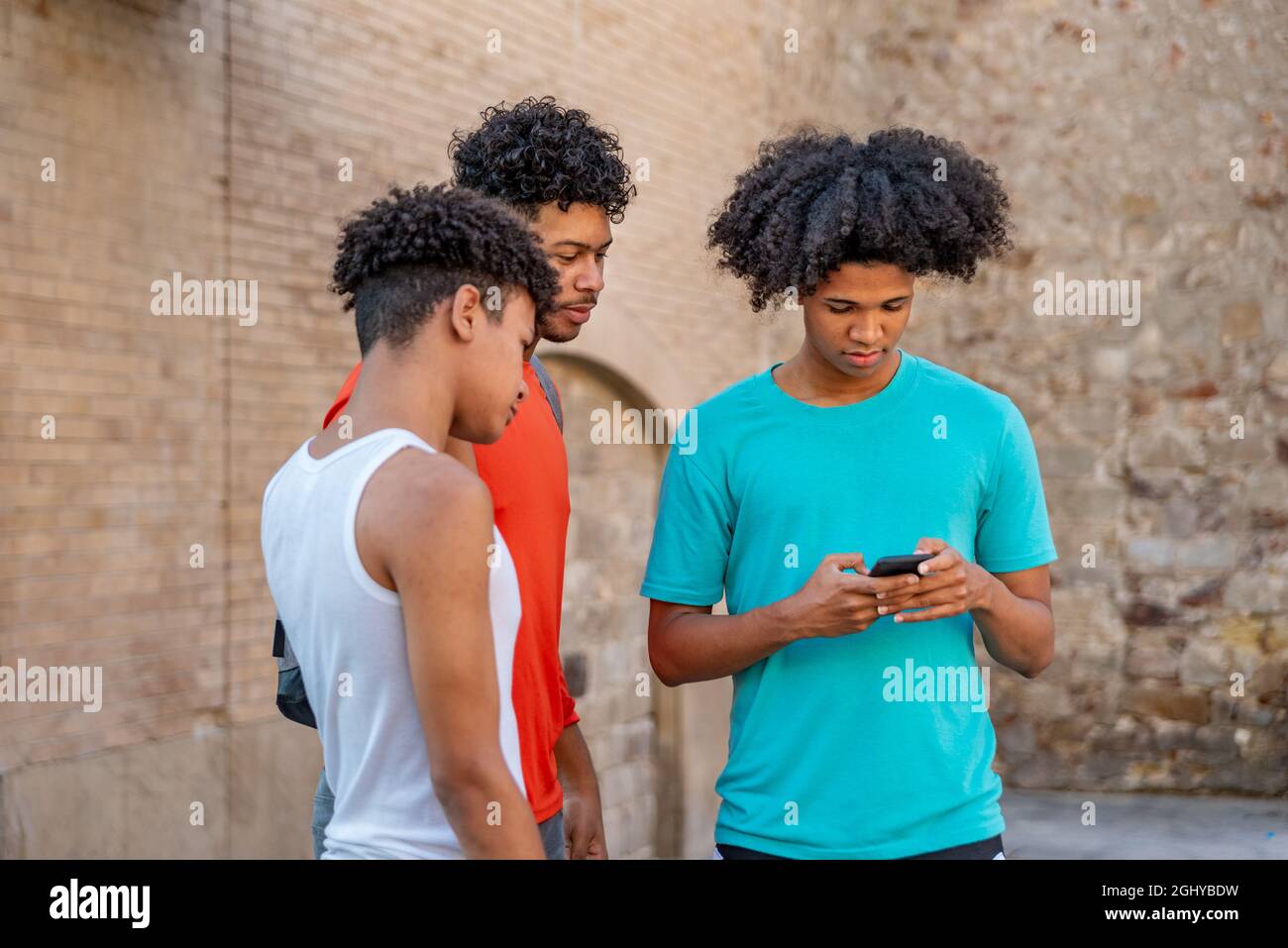Teenagers With Mobile Phone Stock Photo - Alamy