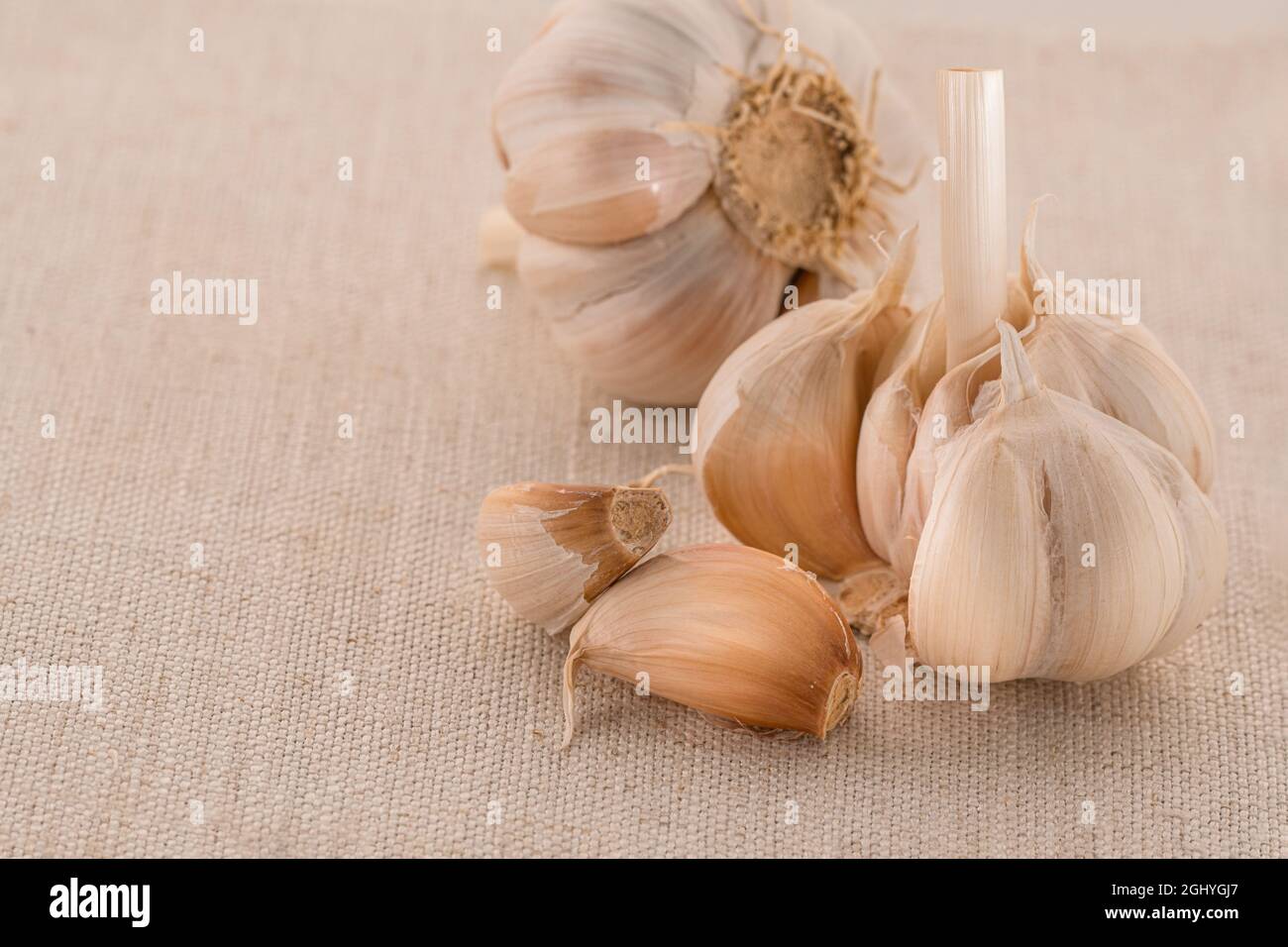 garlic isolated on fabric background Stock Photo - Alamy