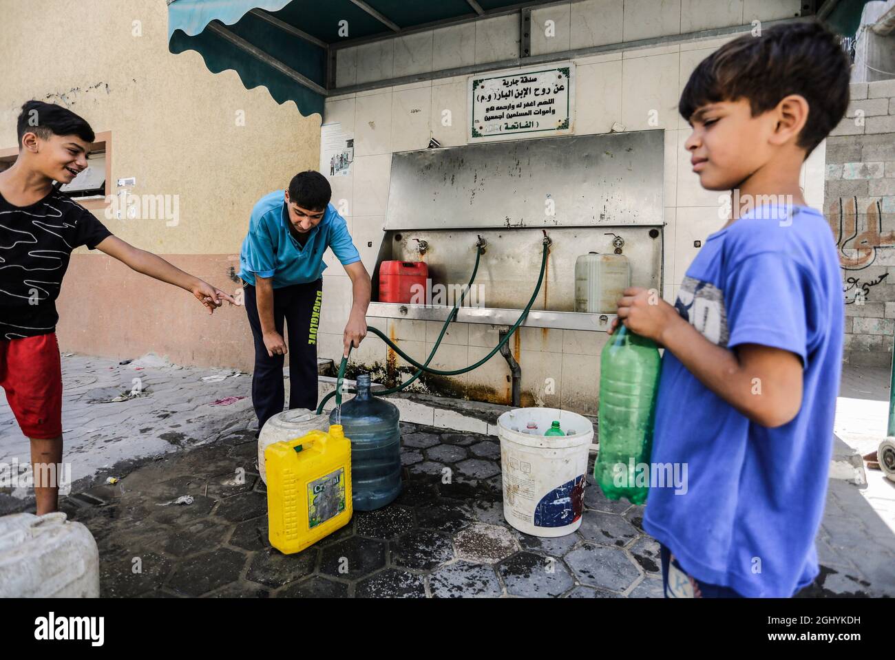 Gaza, Palestine. 07th Sep, 2021. Palestinian children fill plastic ...