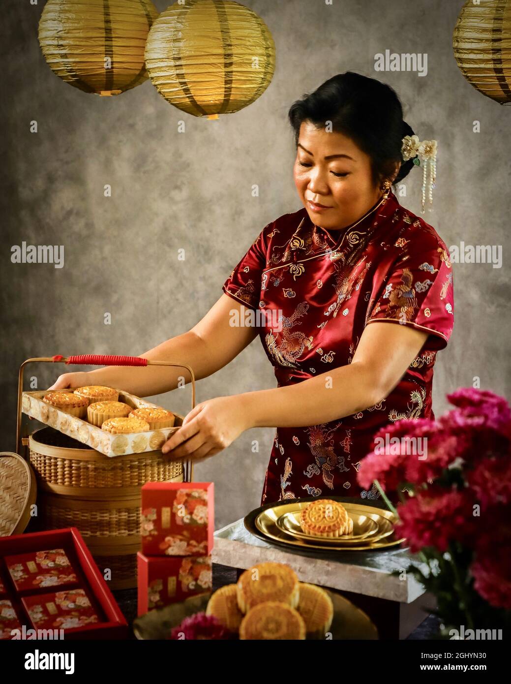 Mid autumn festival woman hi-res stock photography and images - Alamy