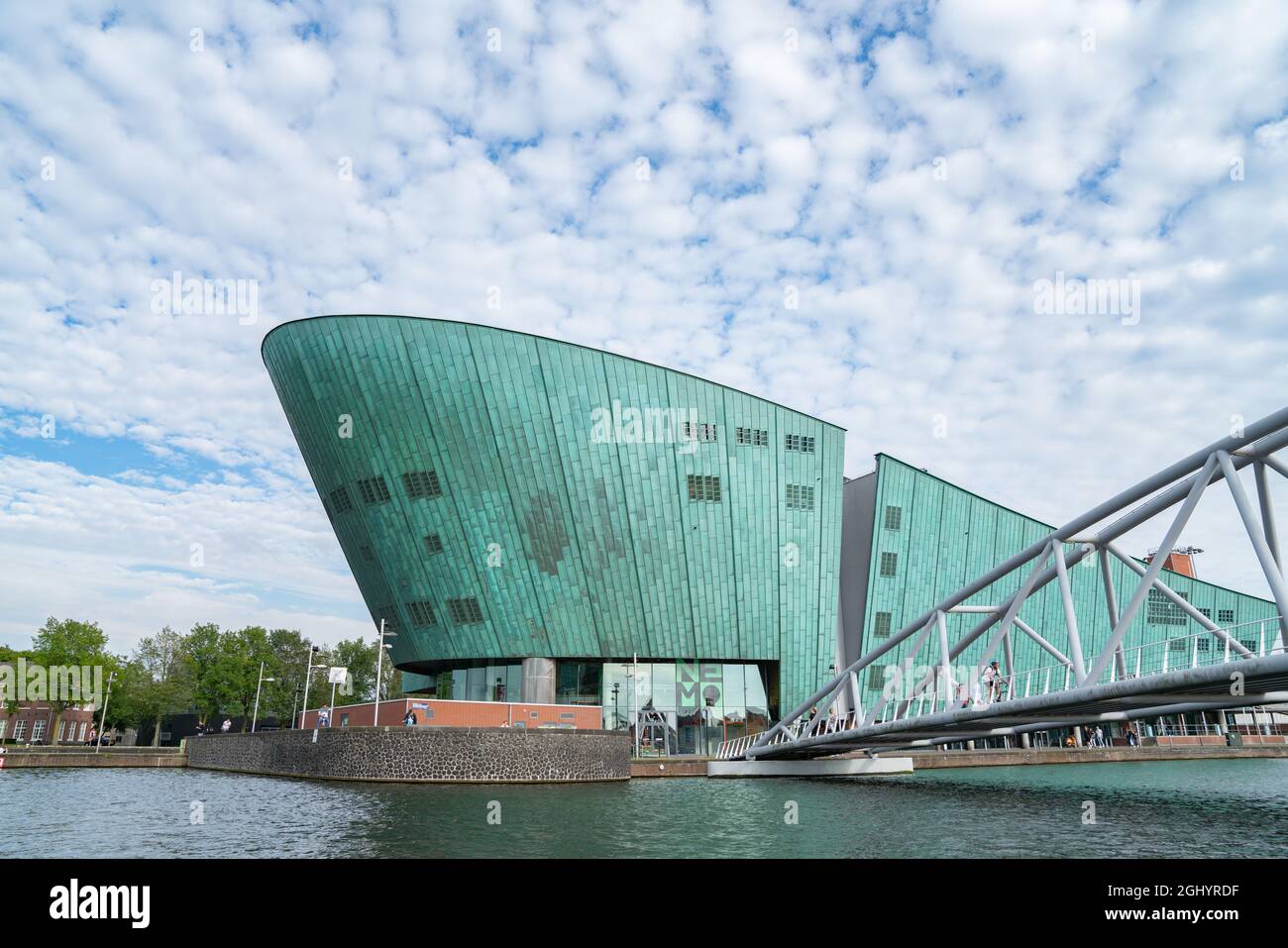 Ship shaped building hi-res stock photography and images - Alamy