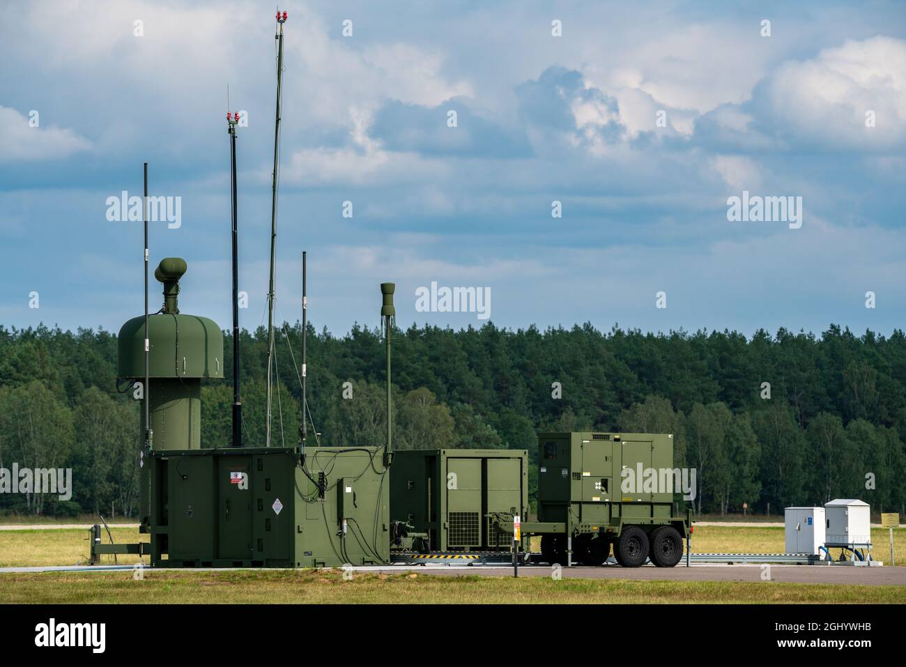 Radio antenna military army base hi-res stock photography and images ...