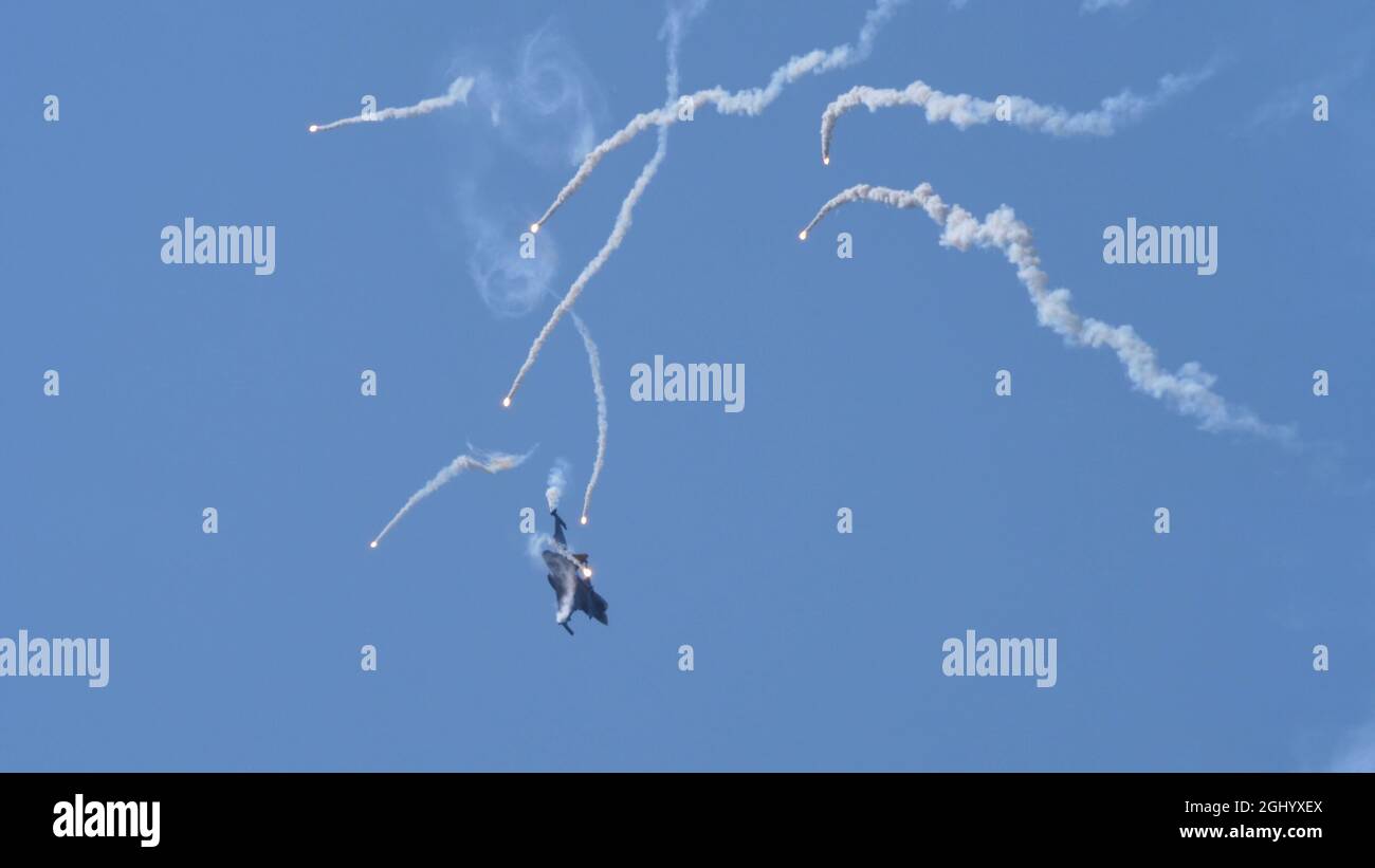 Aircraft air force flares hi-res stock photography and images - Alamy