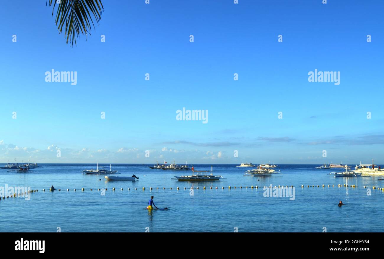 The calm waters of Alona Beach, Panglao Island, Bohol, Philippines ...