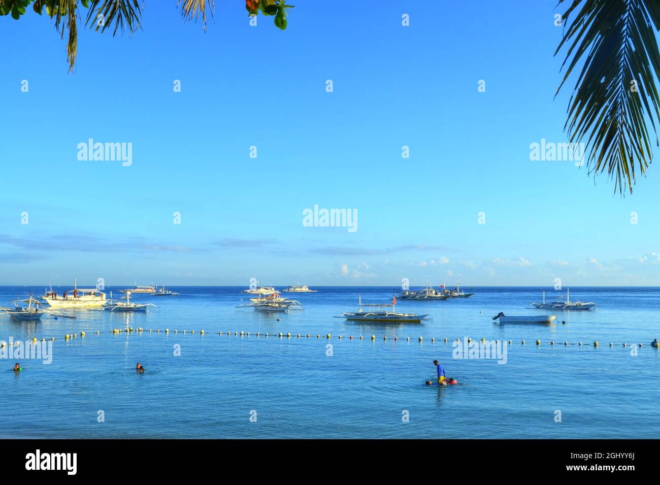 The calm waters of Alona Beach, Panglao Island, Bohol, Philippines ...
