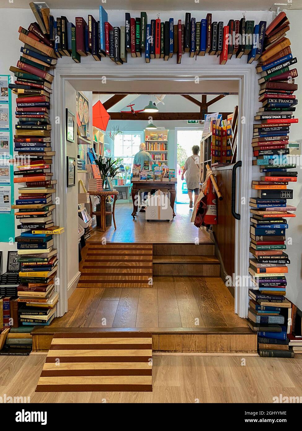 Arch of books hi-res stock photography and images - Alamy