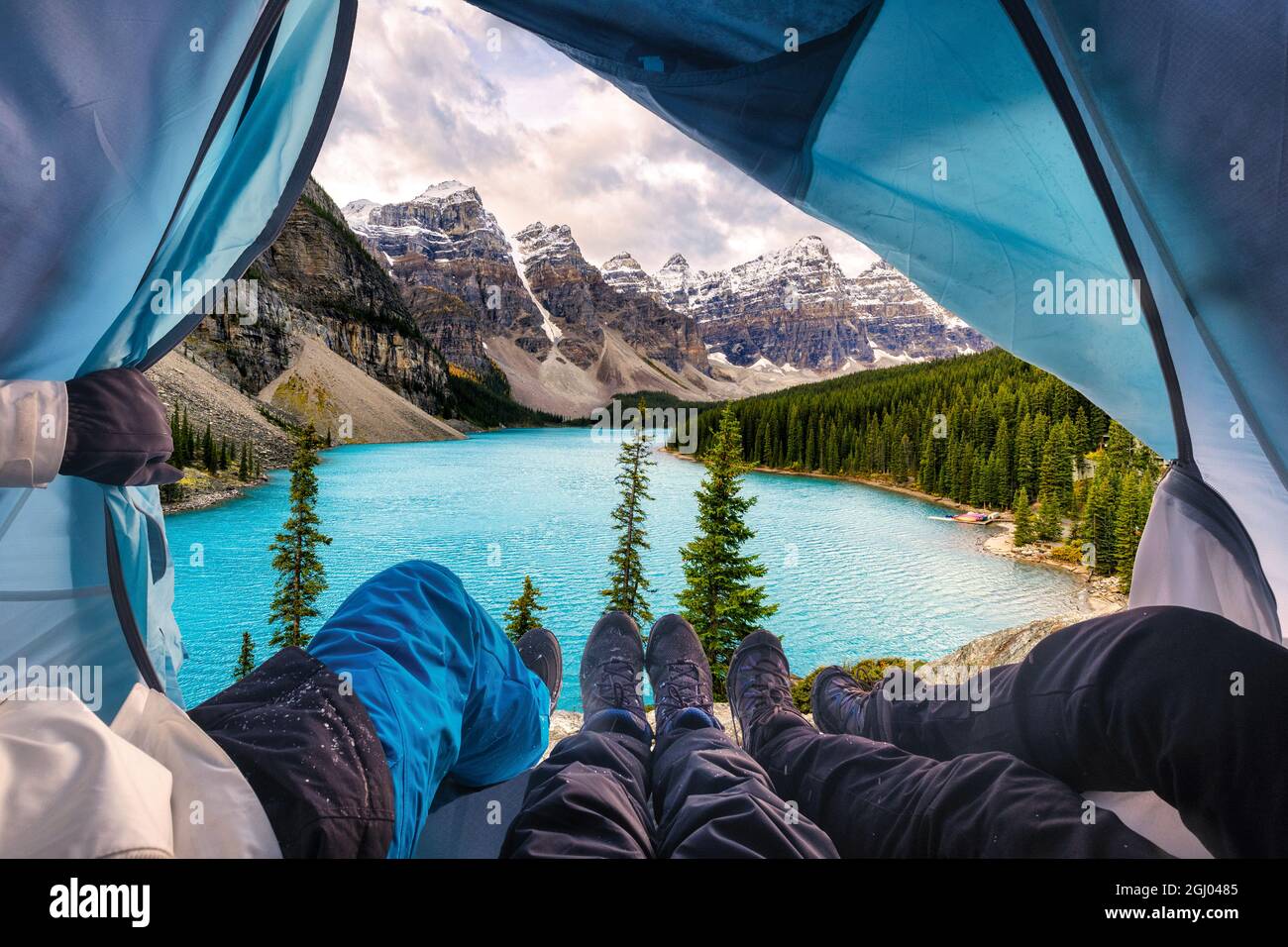 Group of mountaineer resting and enjoying view of Moraine Lake at Banff ...