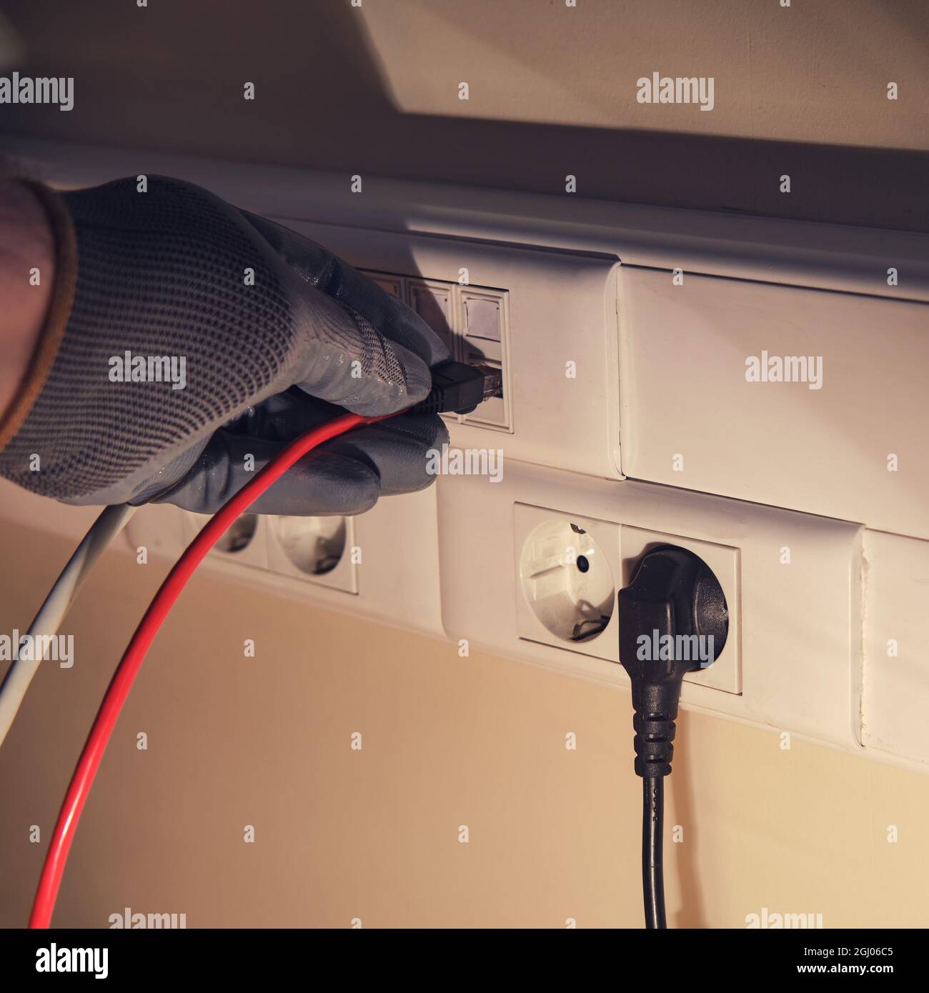 False connection hi-res stock photography and images - Alamy