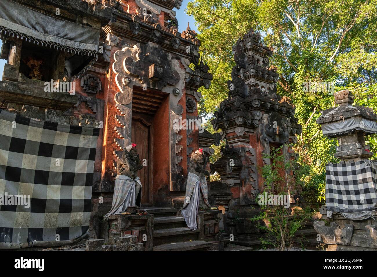 traditional decoration on the gate to hindu temple Stock Photo - Alamy