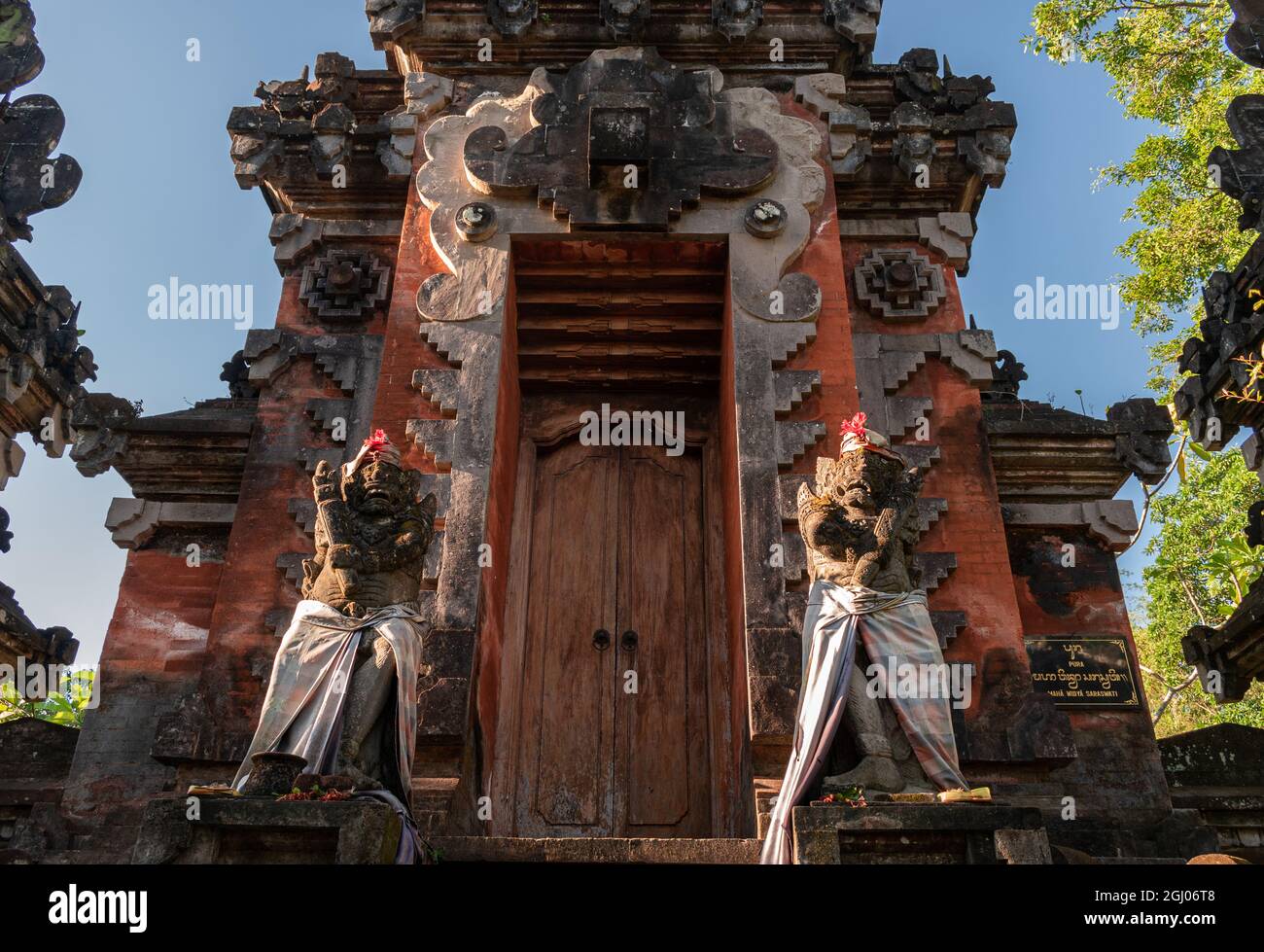 Guardian statues gate hi-res stock photography and images - Alamy