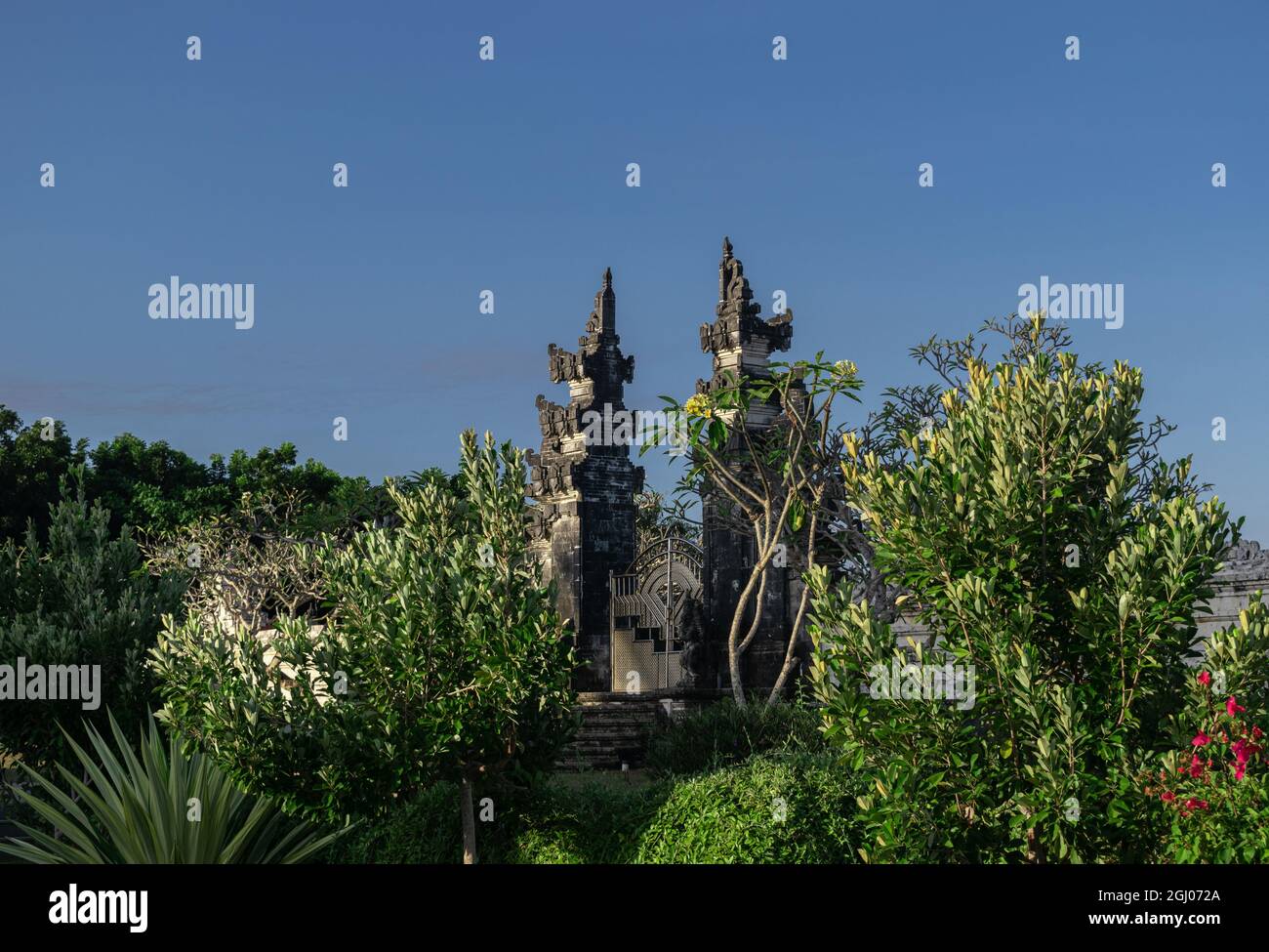 gate to hindu temple in Bali Stock Photo - Alamy