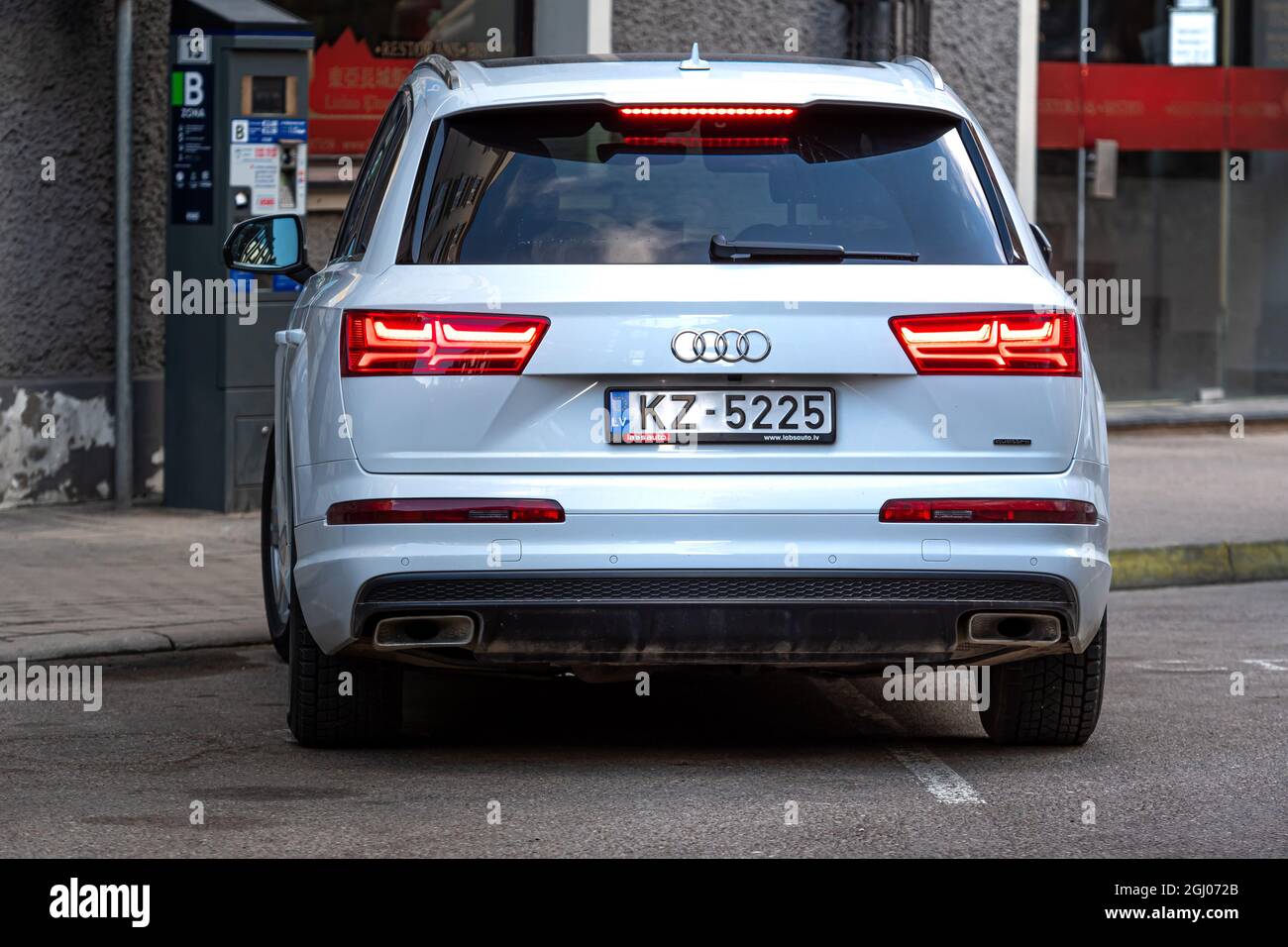 Side view of white audi q7 automobile hi-res stock photography and ...
