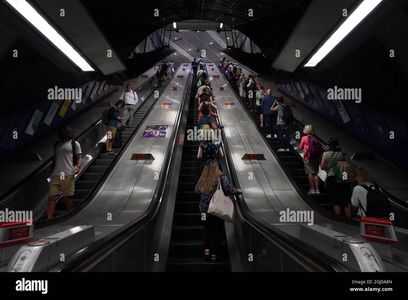 Escalators at london bridge underground station hi-res stock ...