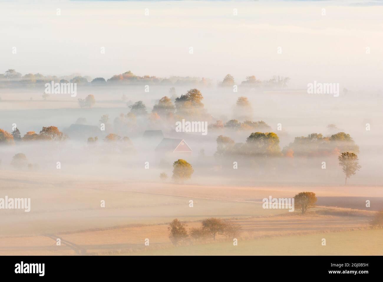 Morning fog over the fields in the countryside Stock Photo - Alamy