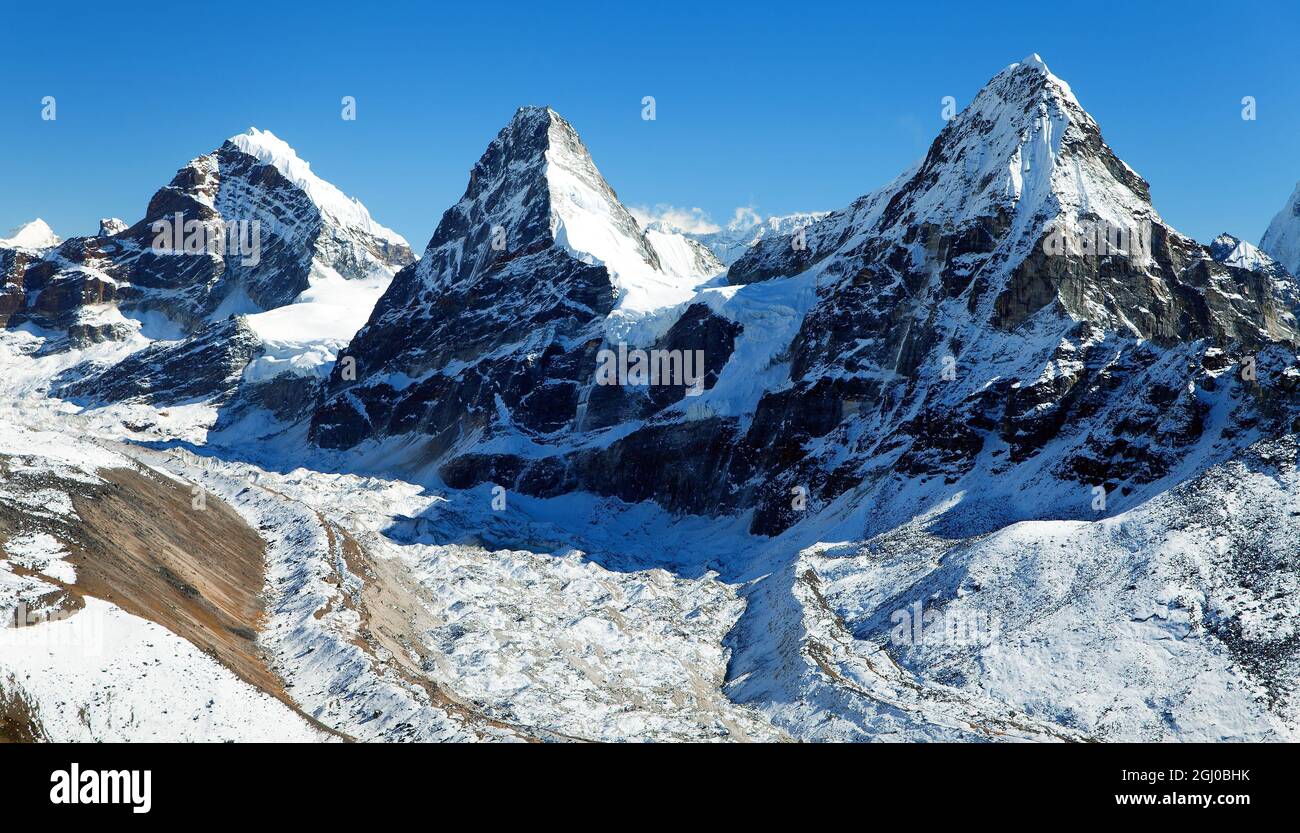 View of mount Cholo, Kangchung peak and Nirekha peak, way to Cho Oyu ...