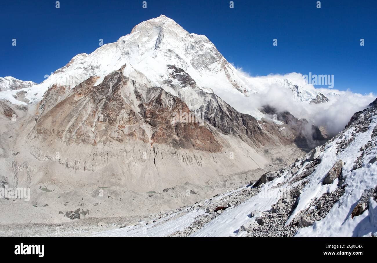 Mount Makalu, Barun valley, Nepal Himalayas mountains Stock Photo - Alamy