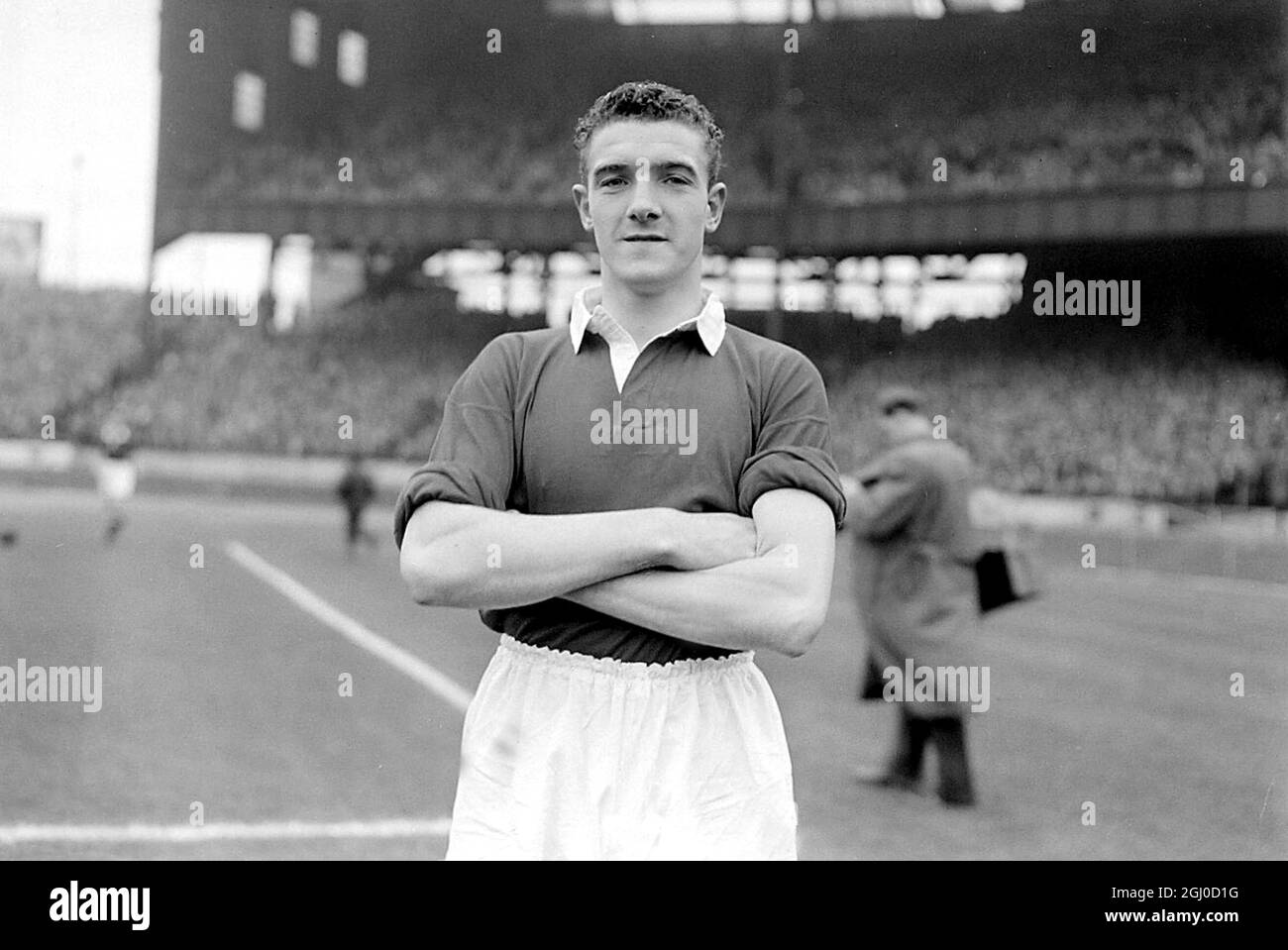 Manchester united right back bill foulkes hi-res stock photography and ...