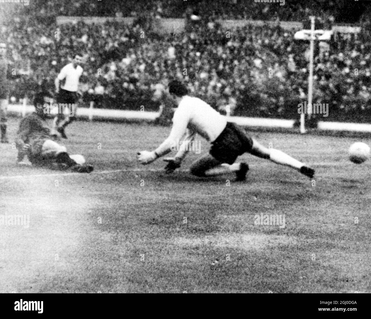 Goalkeeper ron springett hi-res stock photography and images - Alamy