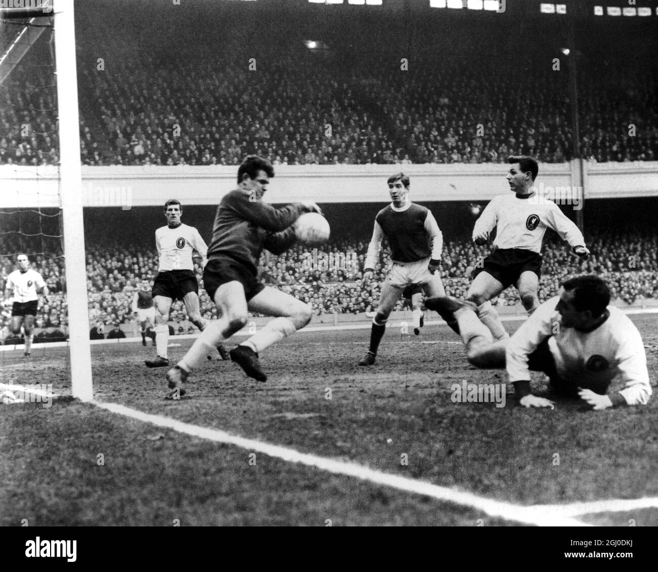Arsenal liverpool 1964 hi-res stock photography and images - Alamy