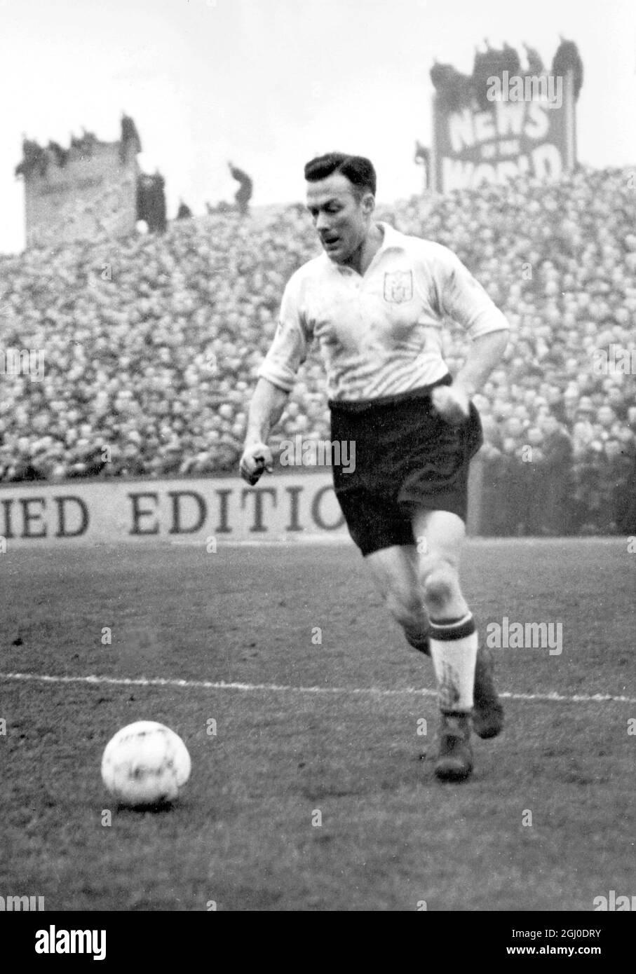 Charlie Mitten in action for Fulham Football Club. January 1952 Stock ...