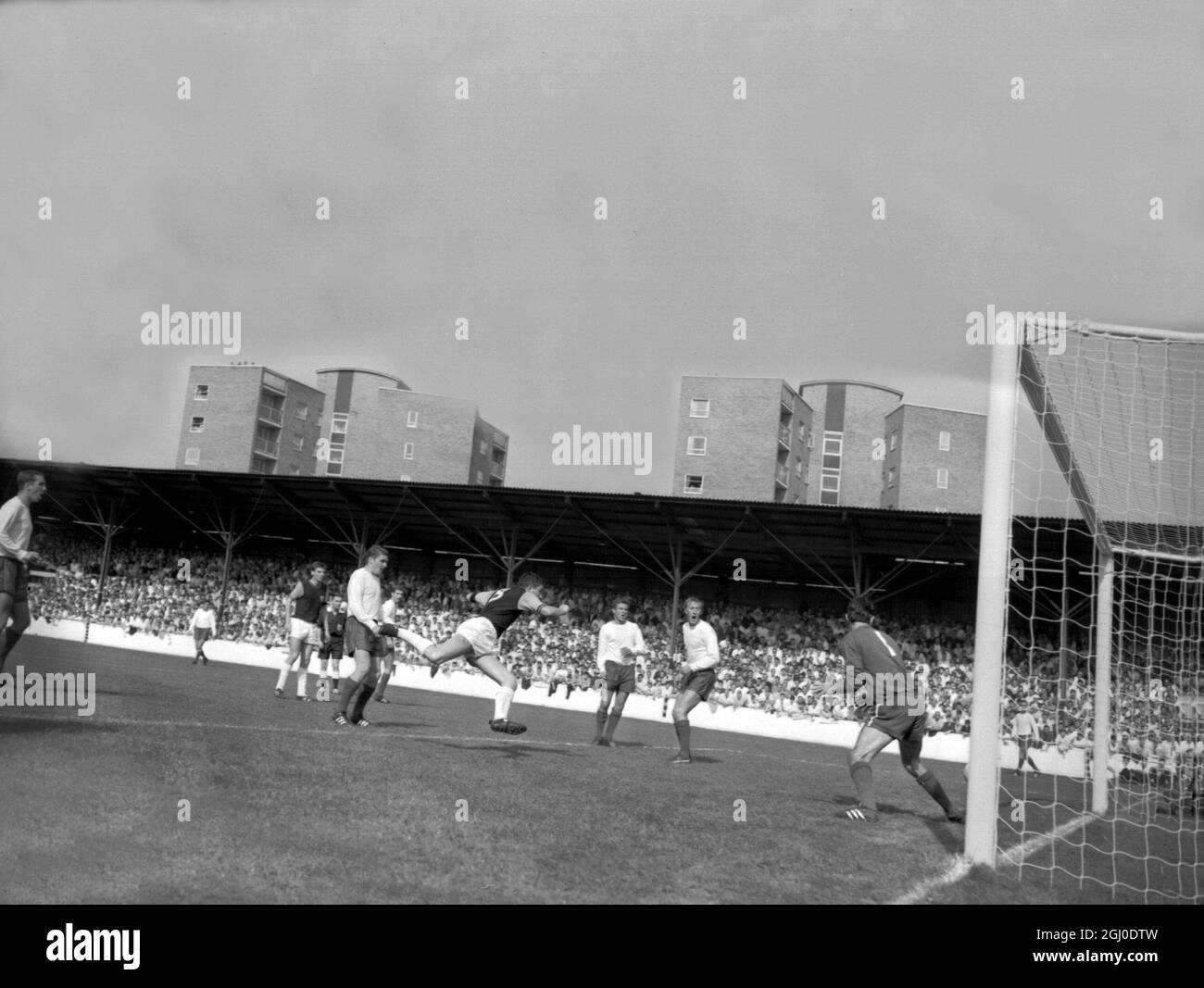 Peter bonetti chelsea goalkeeper hi-res stock photography and images ...