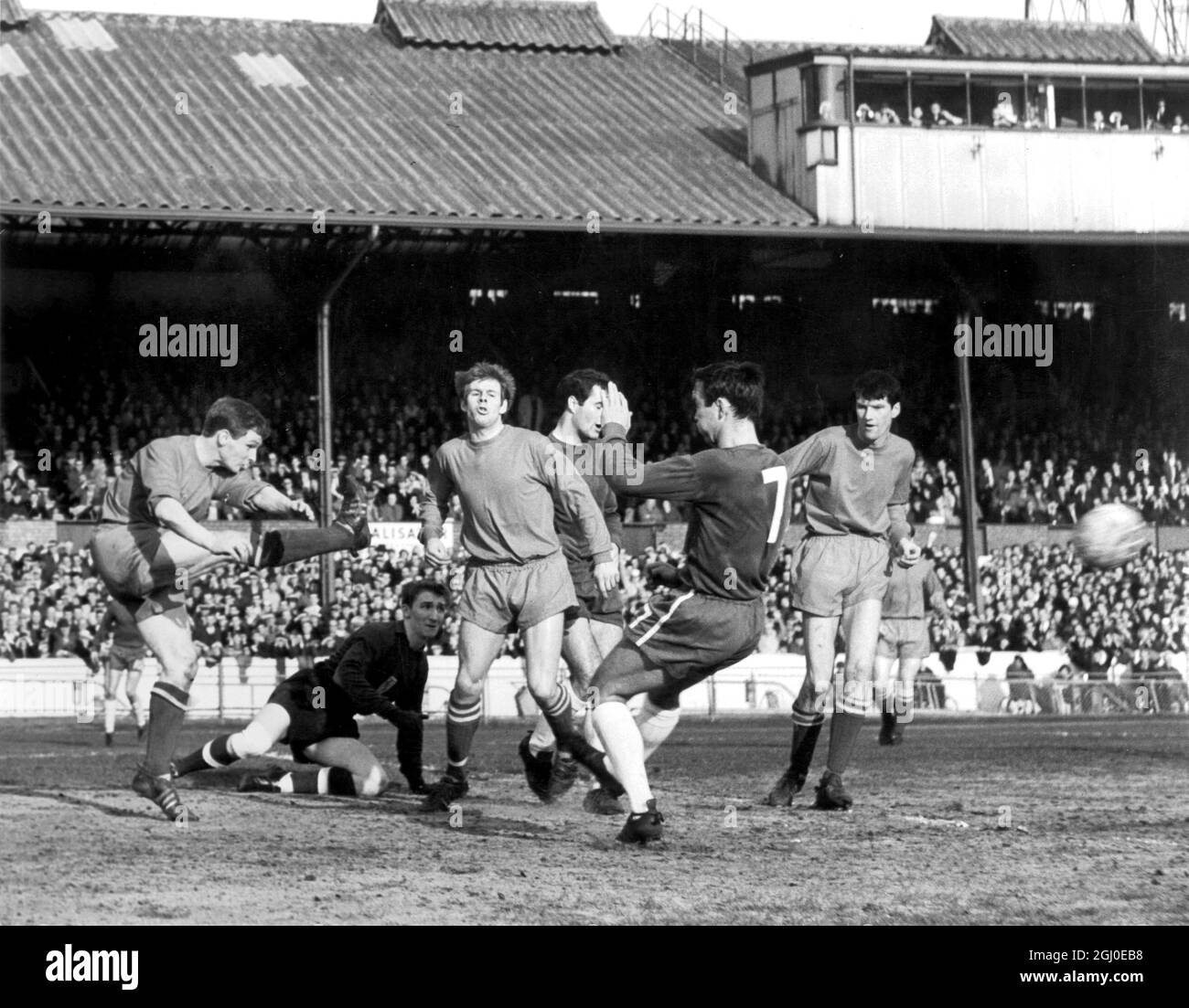 Chelsea left back hi-res stock photography and images - Alamy