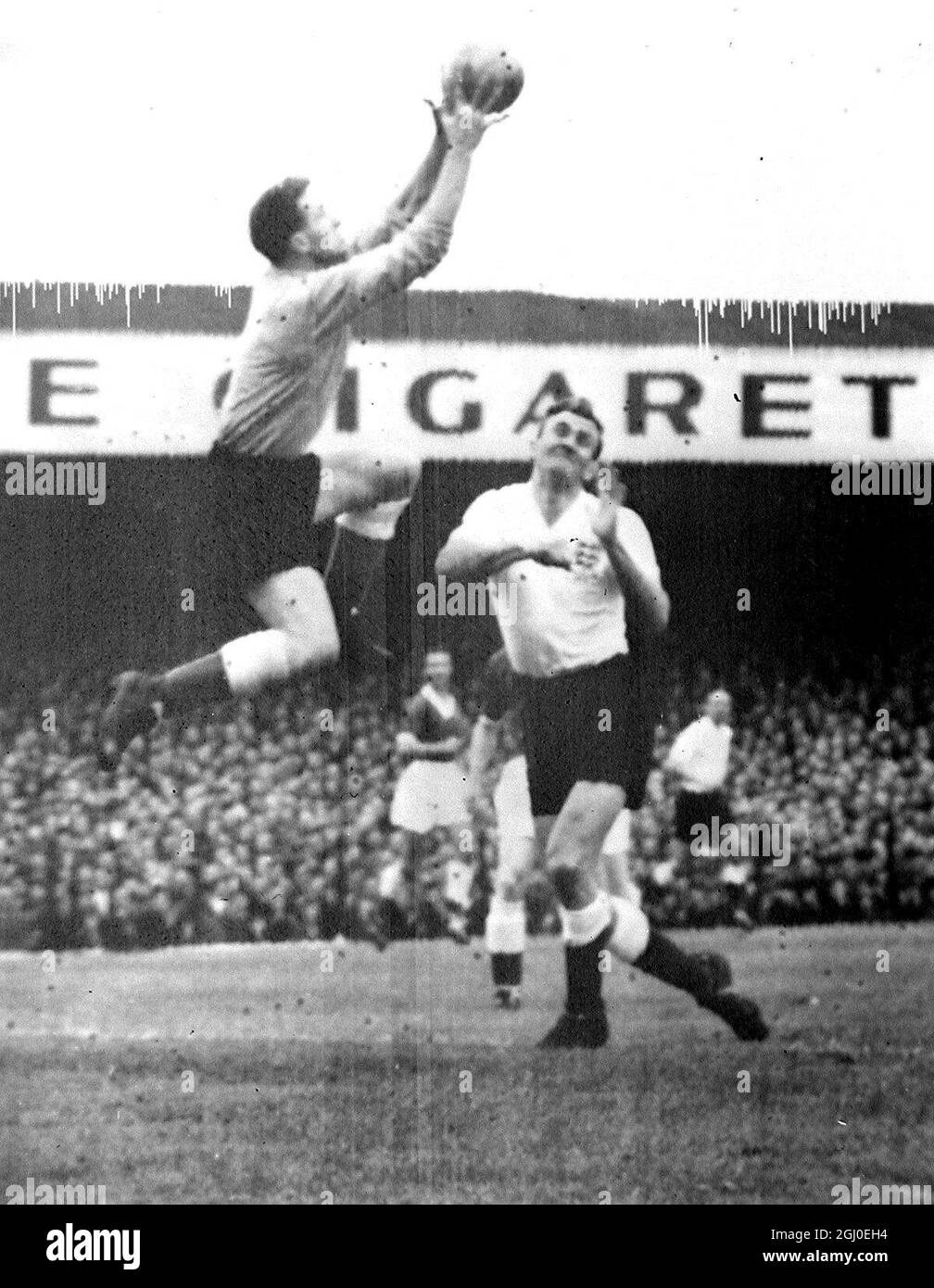Harry gregg don revie hi-res stock photography and images - Alamy