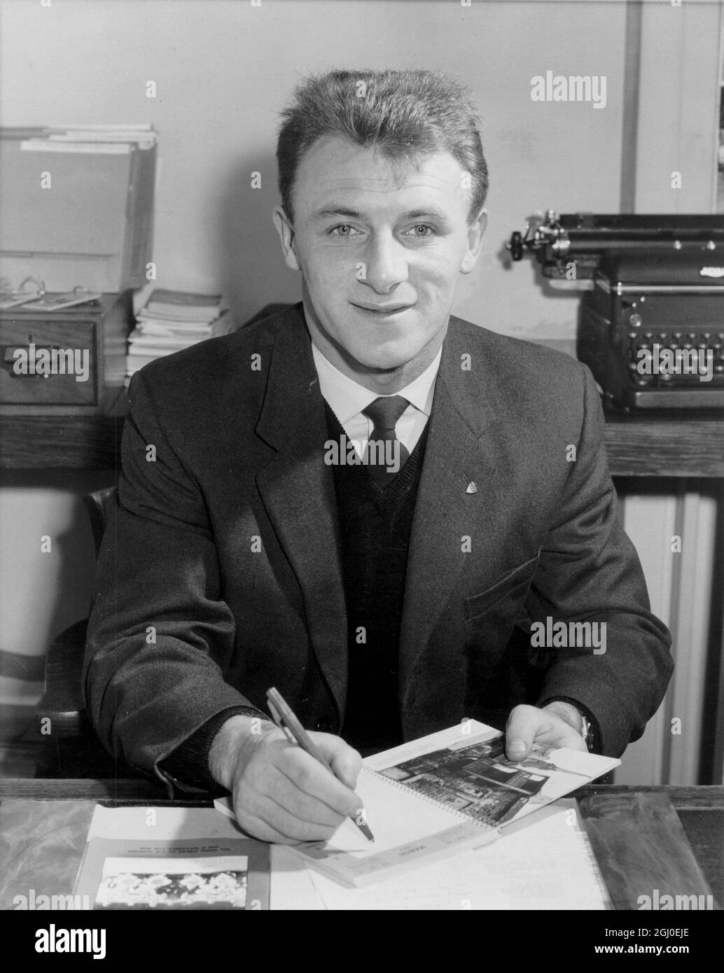 Chelsea manager tommy docherty hi-res stock photography and images - Alamy