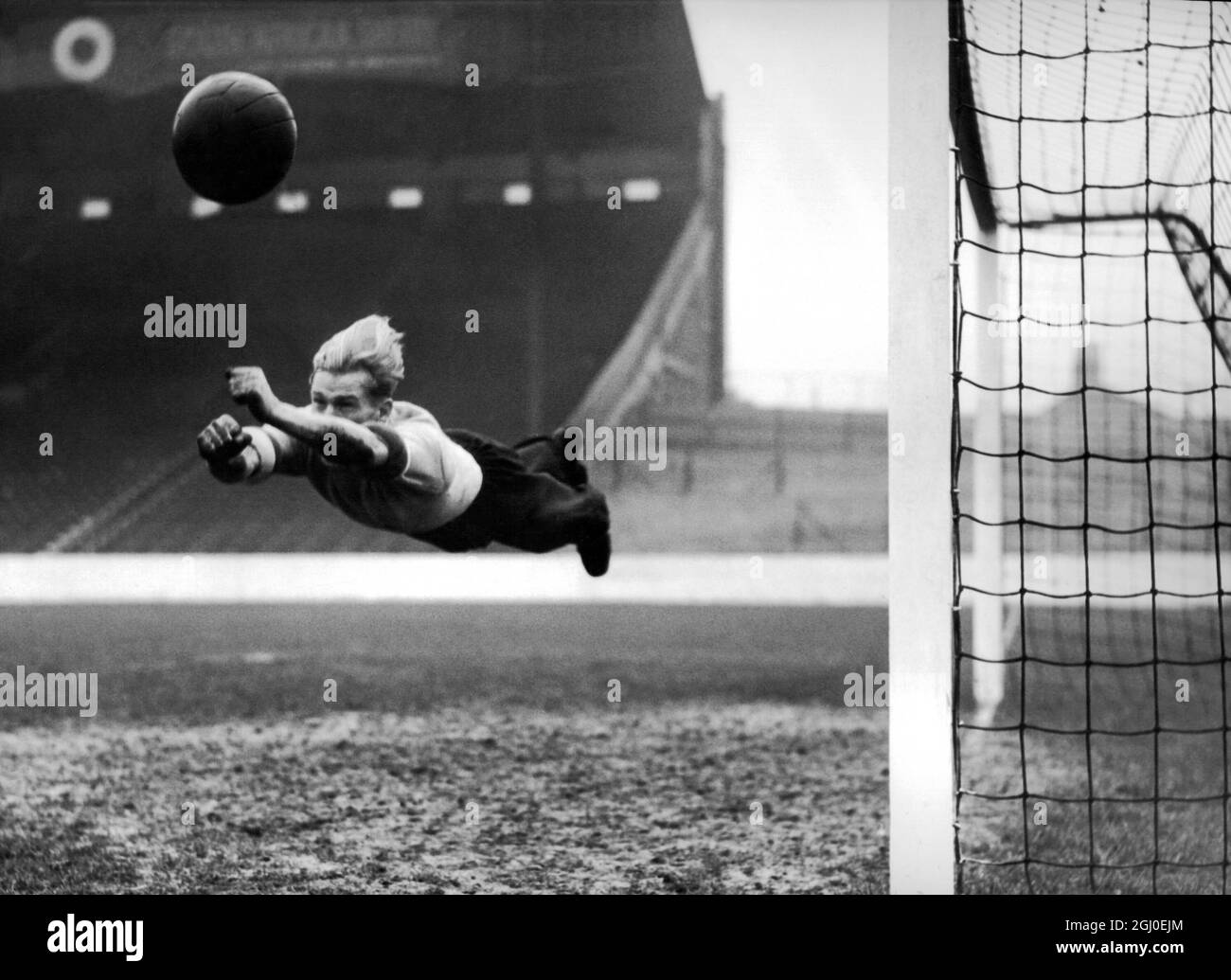Bert Trautmann, Manchester City goalkeeper 22nd December 1951 Stock ...