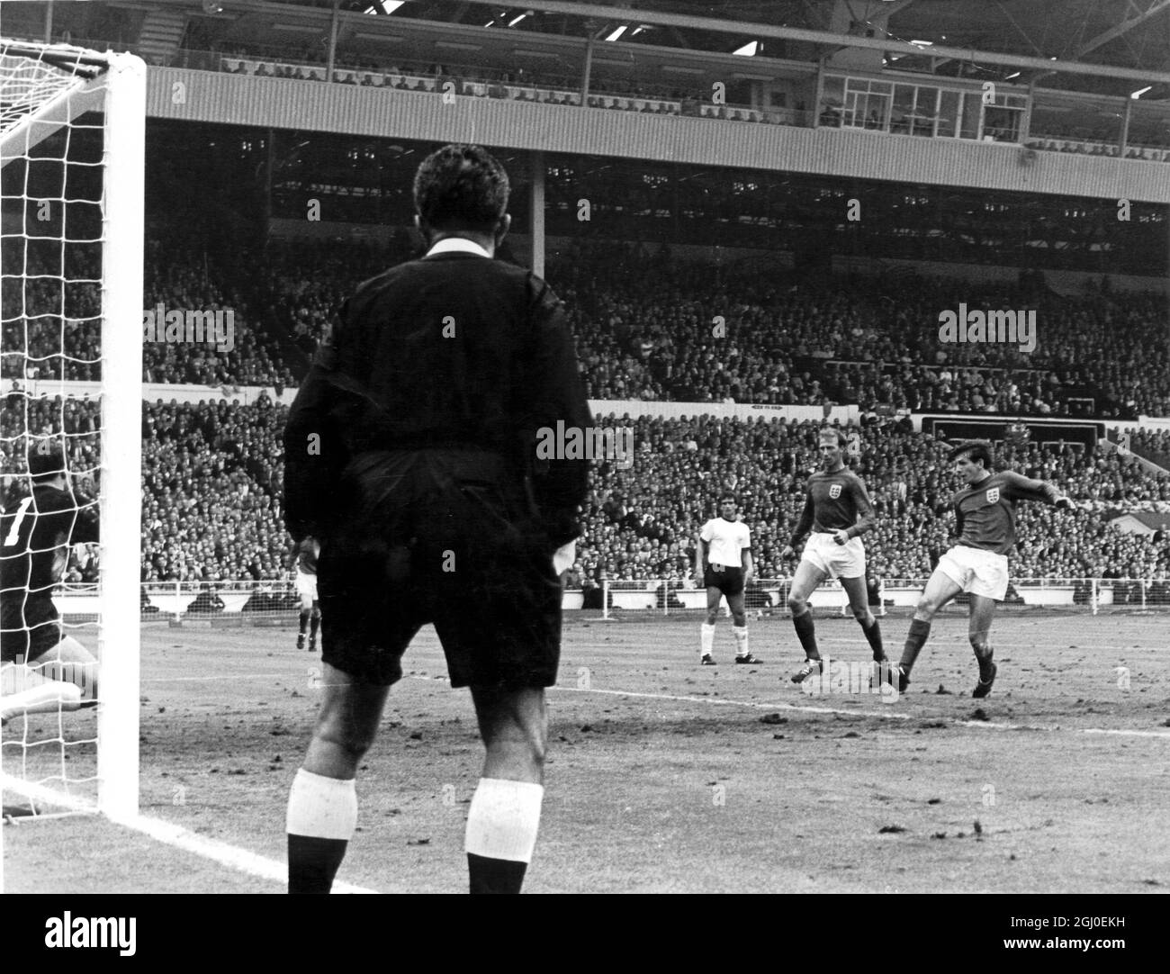 World cup final 1966 martin peters goal Black and White Stock Photos ...