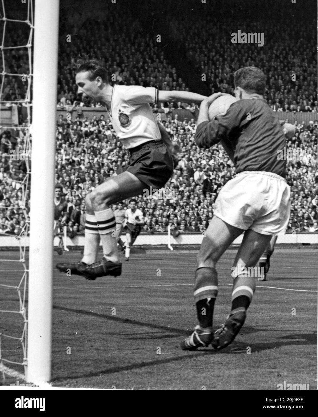 Fa cup 1958 final hi-res stock photography and images - Alamy