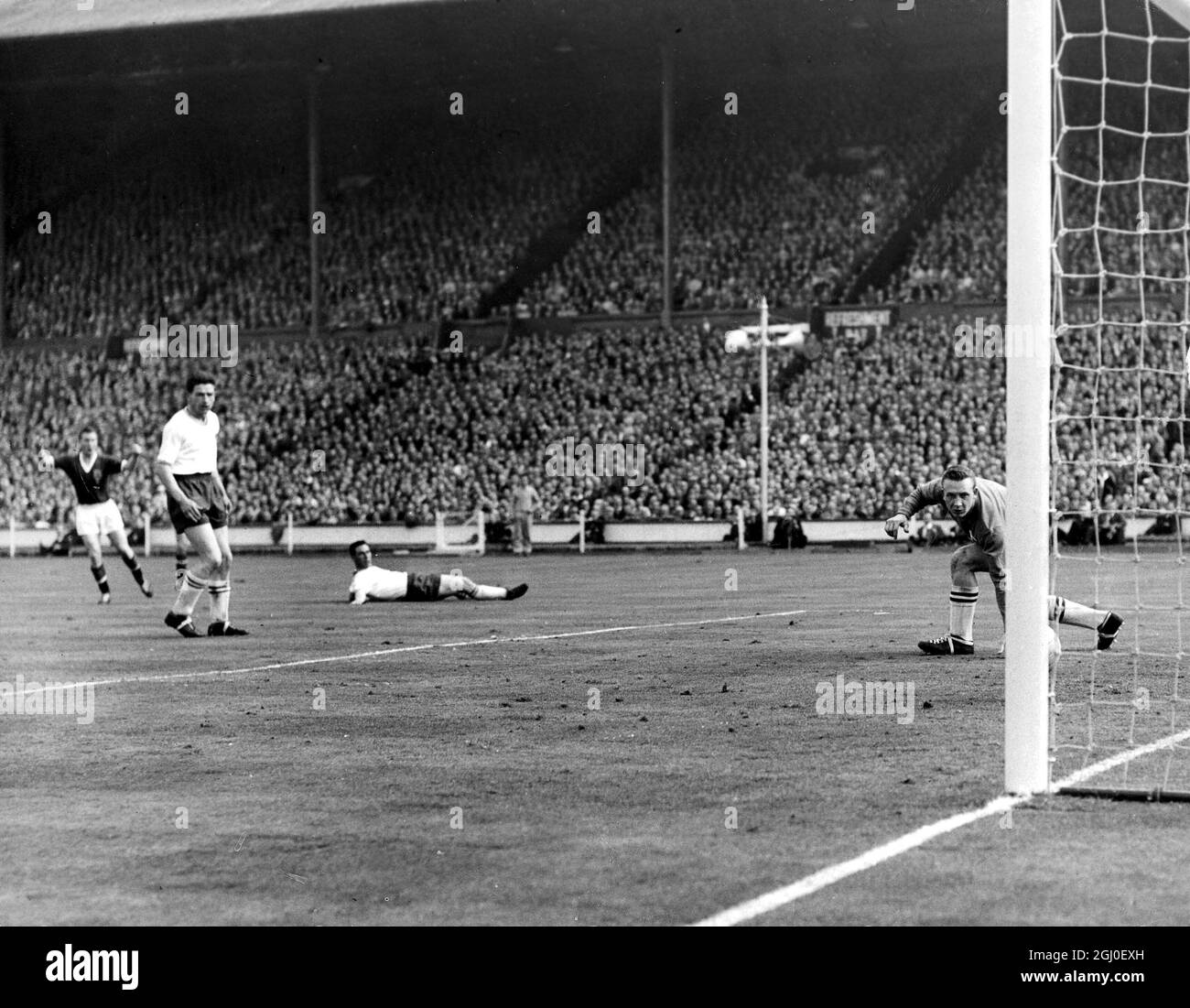 Bobby charlton 1958 hi-res stock photography and images - Alamy
