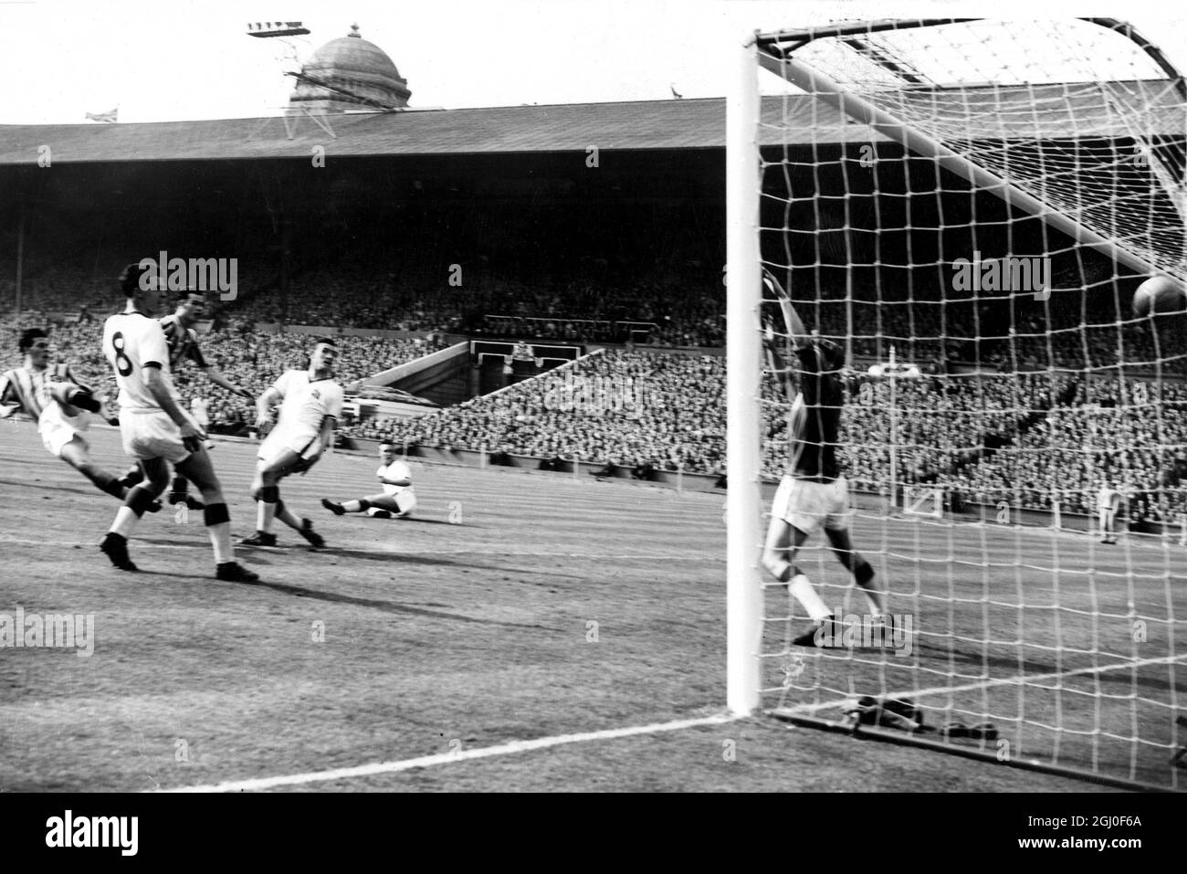 1957 fa cup final Black and White Stock Photos & Images - Alamy
