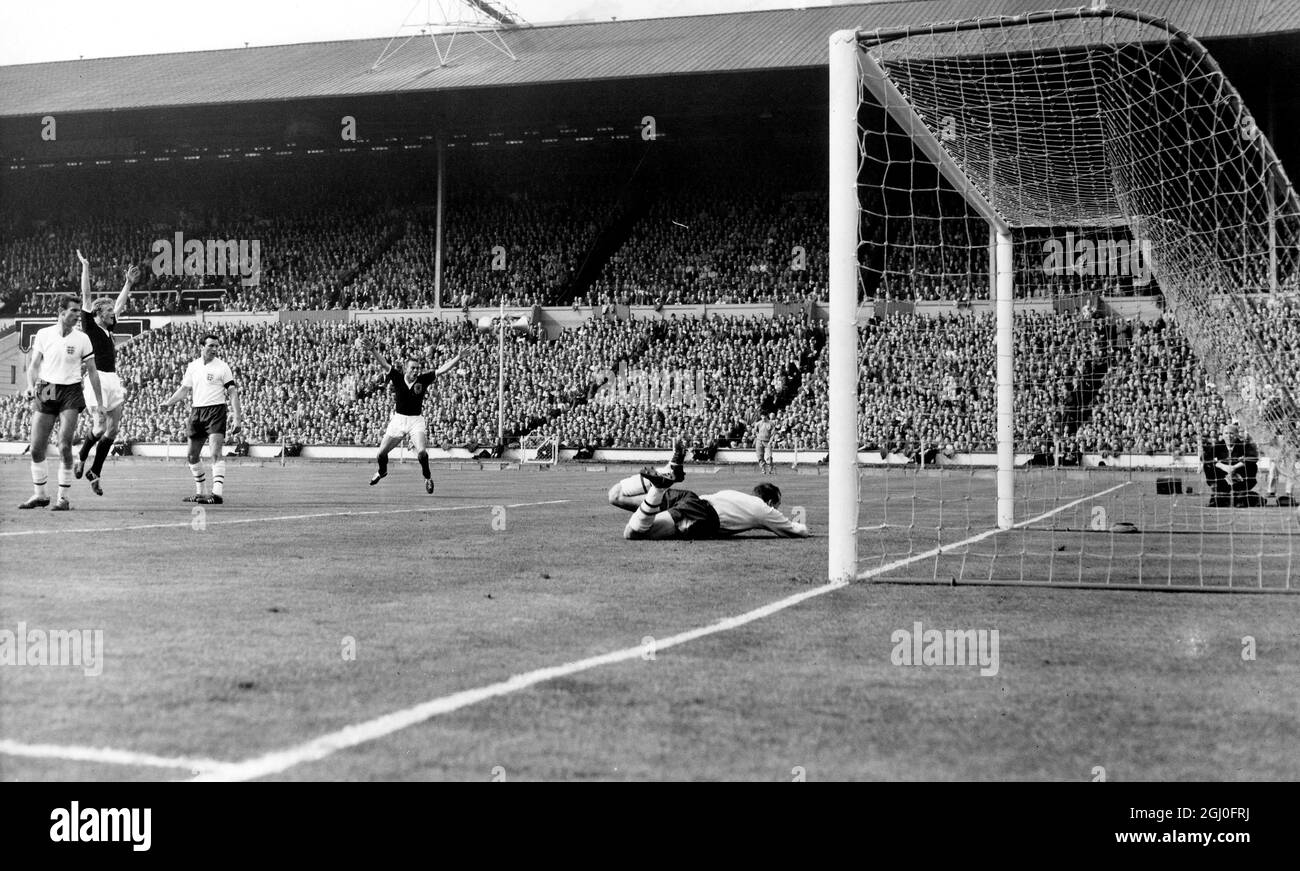 England goalkeeper ron springett hi-res stock photography and images ...