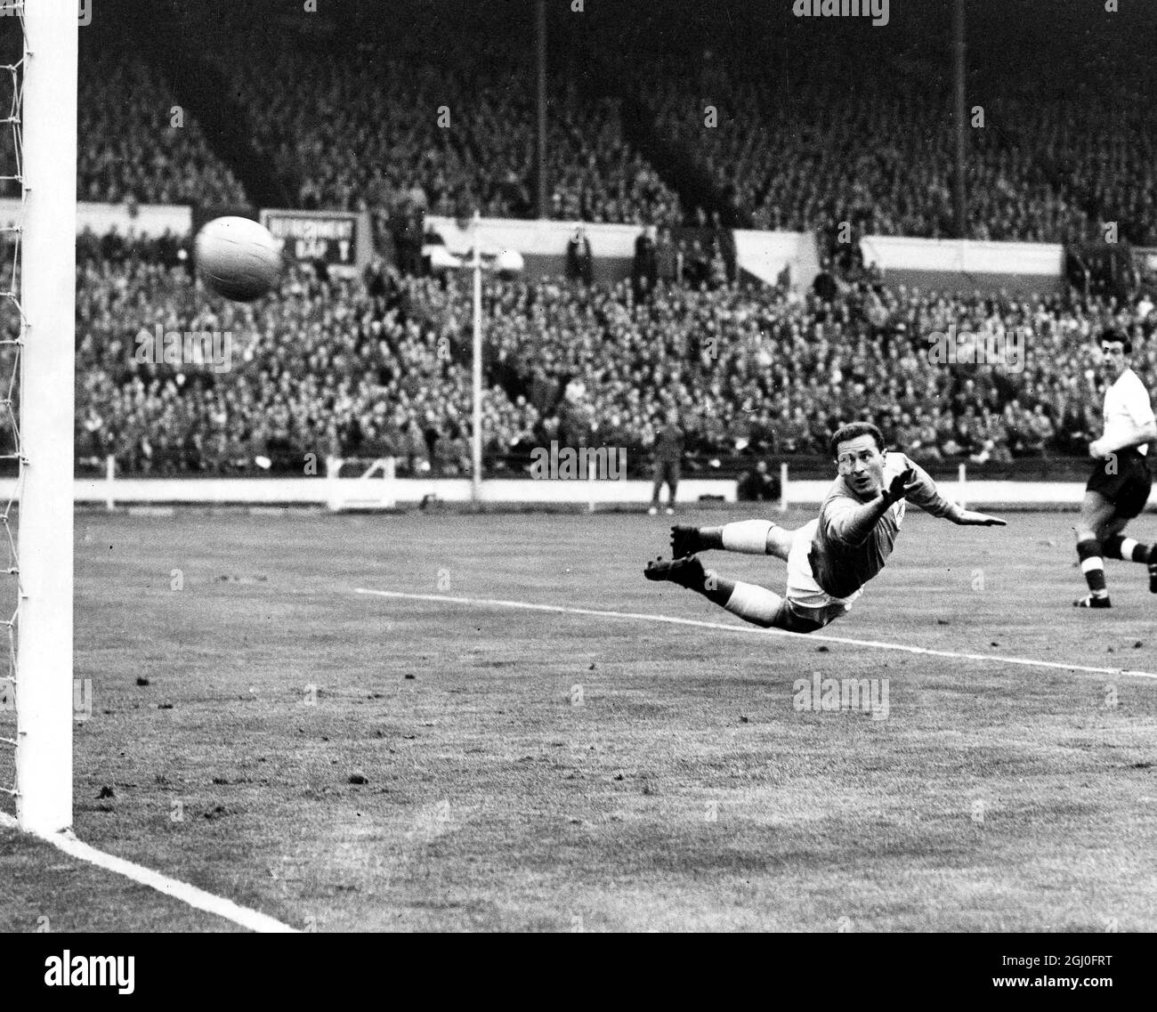 Harry gregg hi-res stock photography and images - Alamy