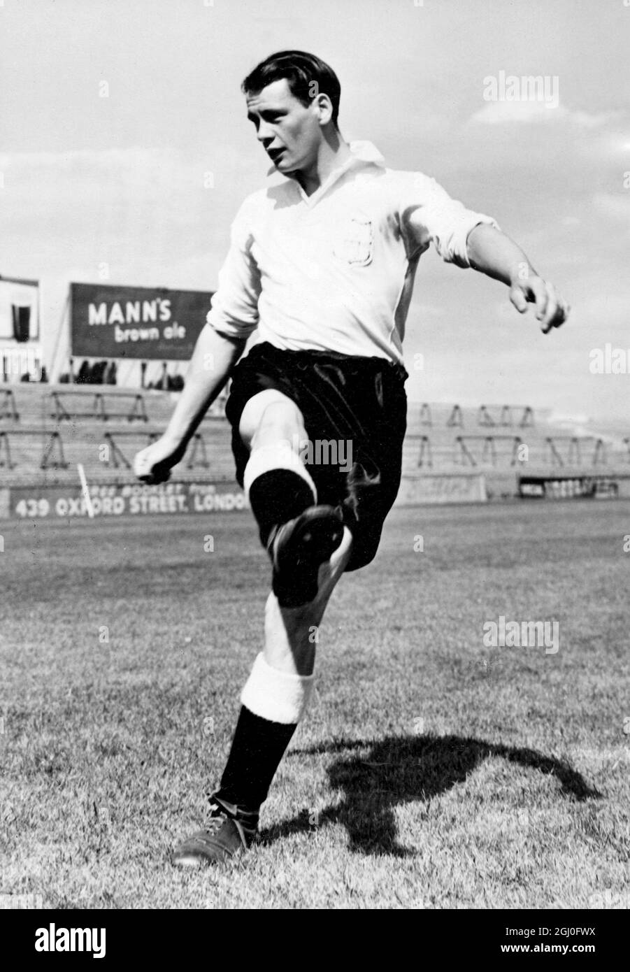 Bobby robson of fulham hi-res stock photography and images - Alamy
