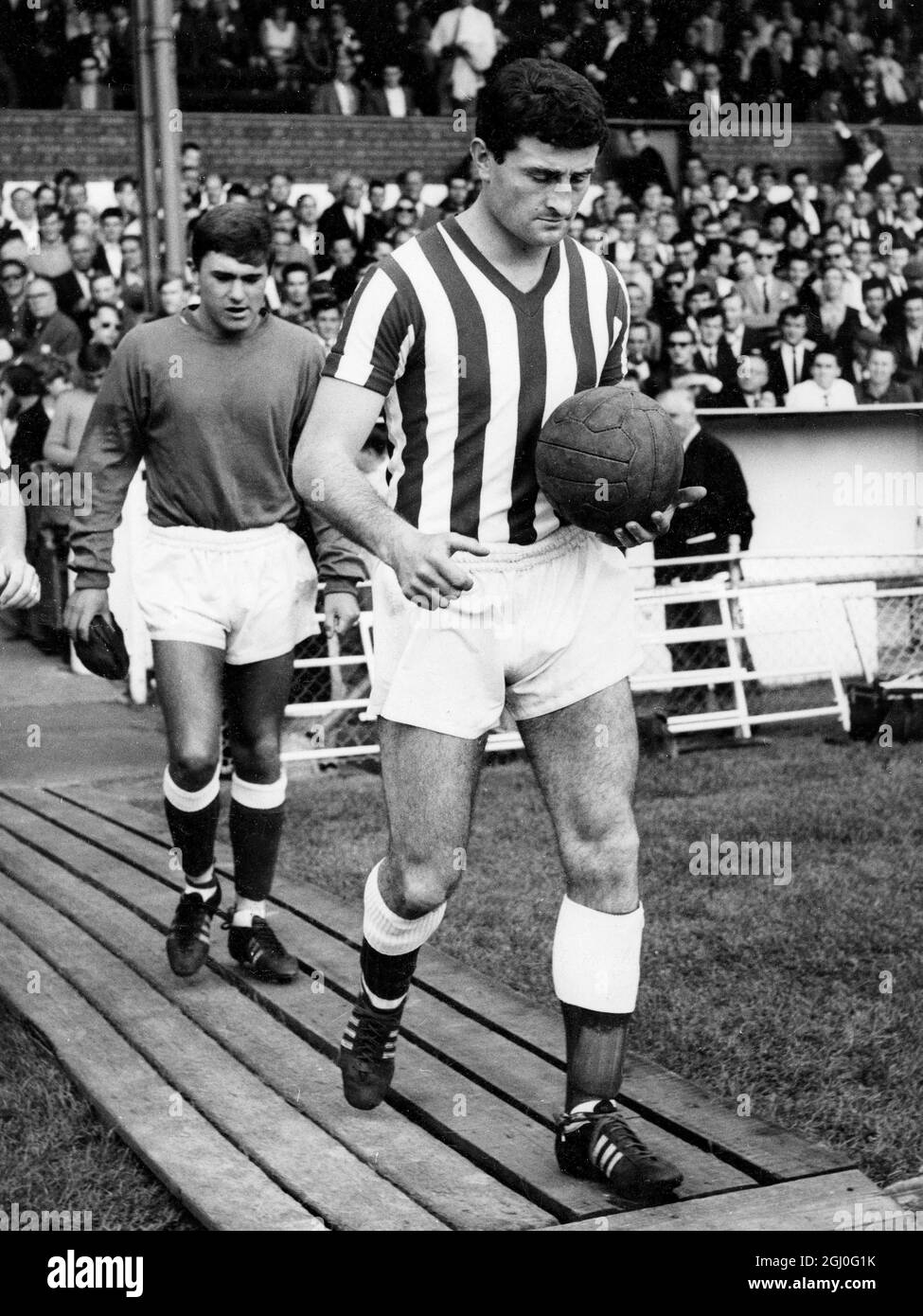 Charlie hurley sunderland 1964 hi-res stock photography and images - Alamy